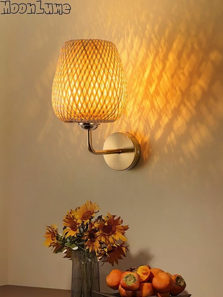 Настенный светильник из ротанга