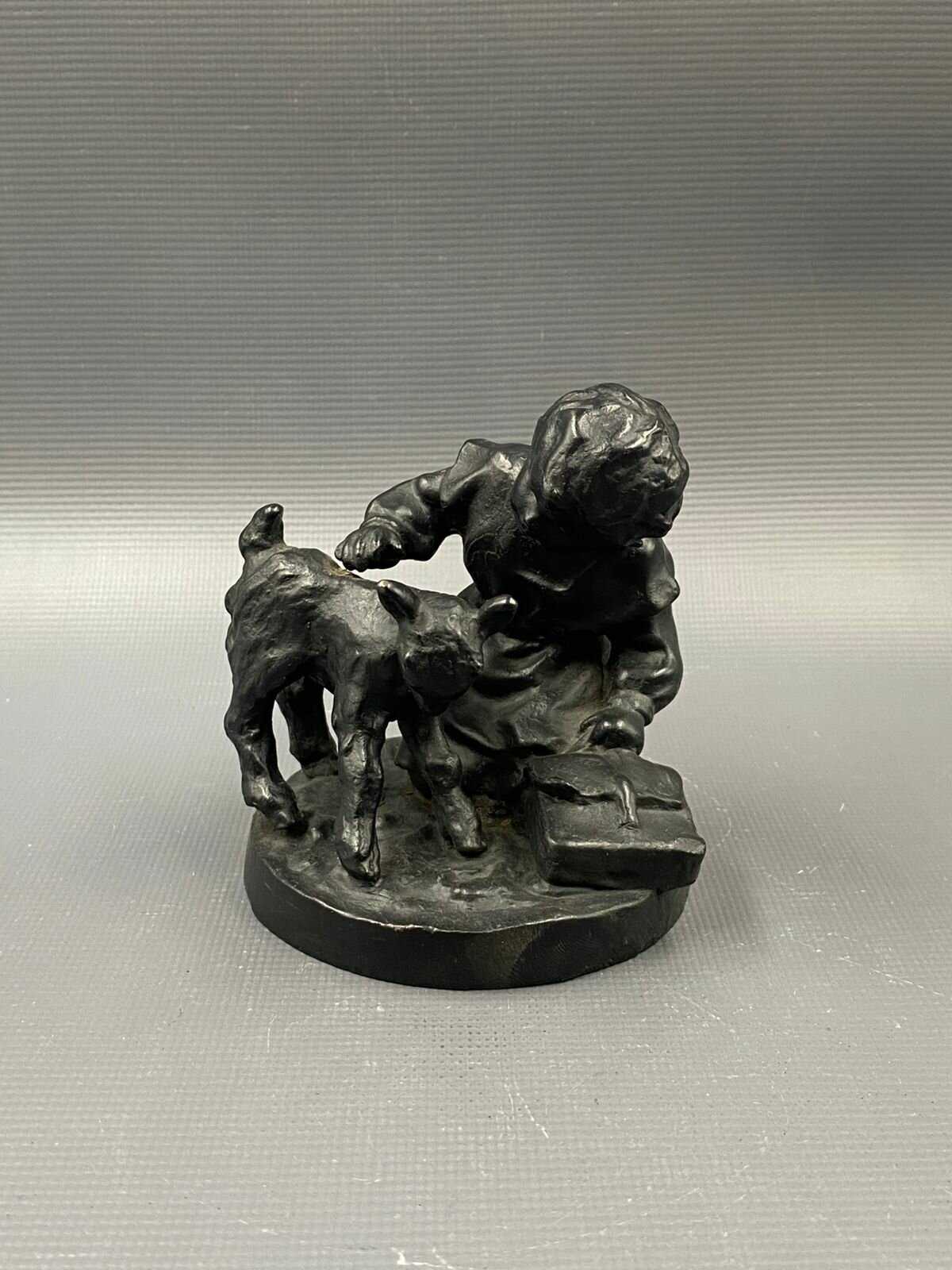 Чугунная Статуэтка "Девочка с козленком" сзчл СССР, высота 9,5 см Красивая! Винтаж!