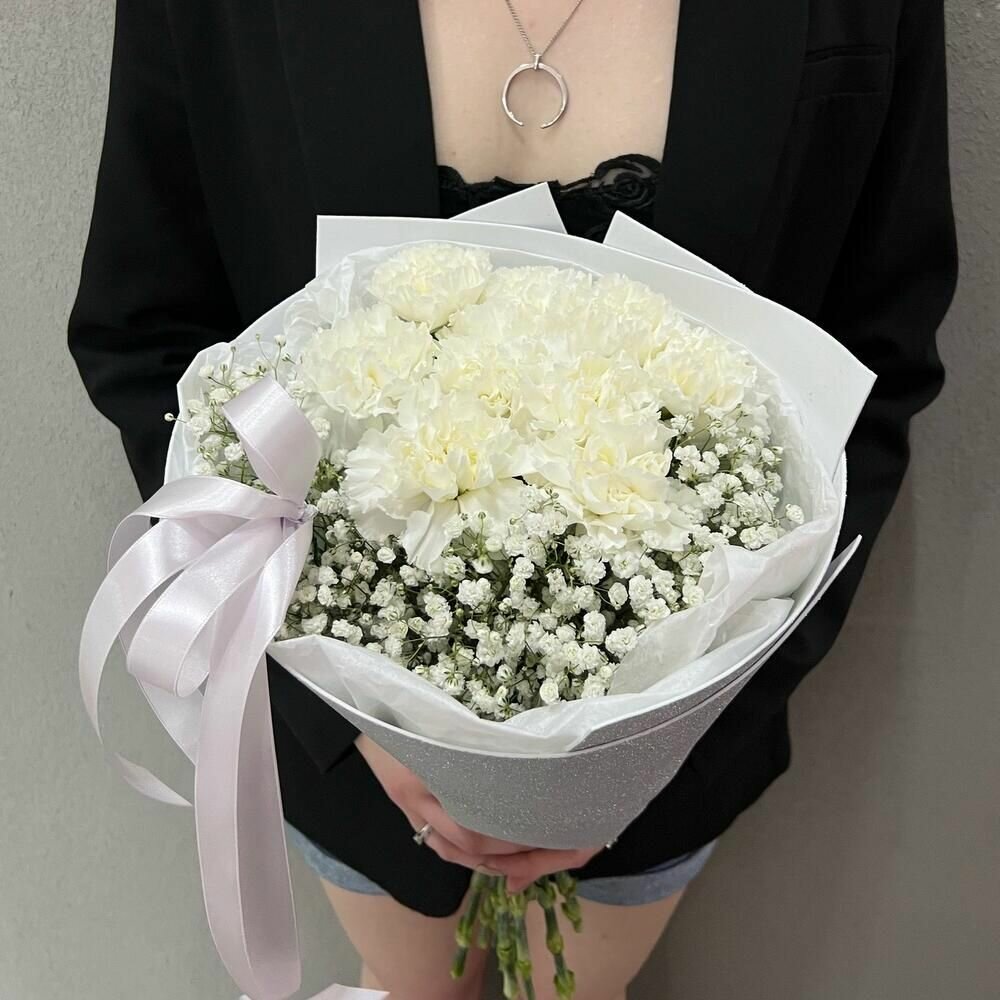 Букет из гипсофилы и белых гвоздик