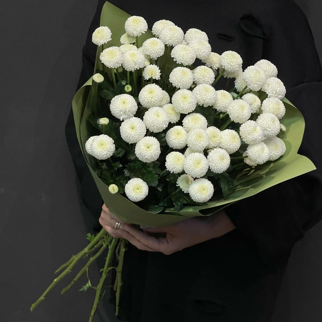 Монобукет из хризантемы "Ньютон", бренд Flowers Emily, размер M, высота 50 см, 7 цветов