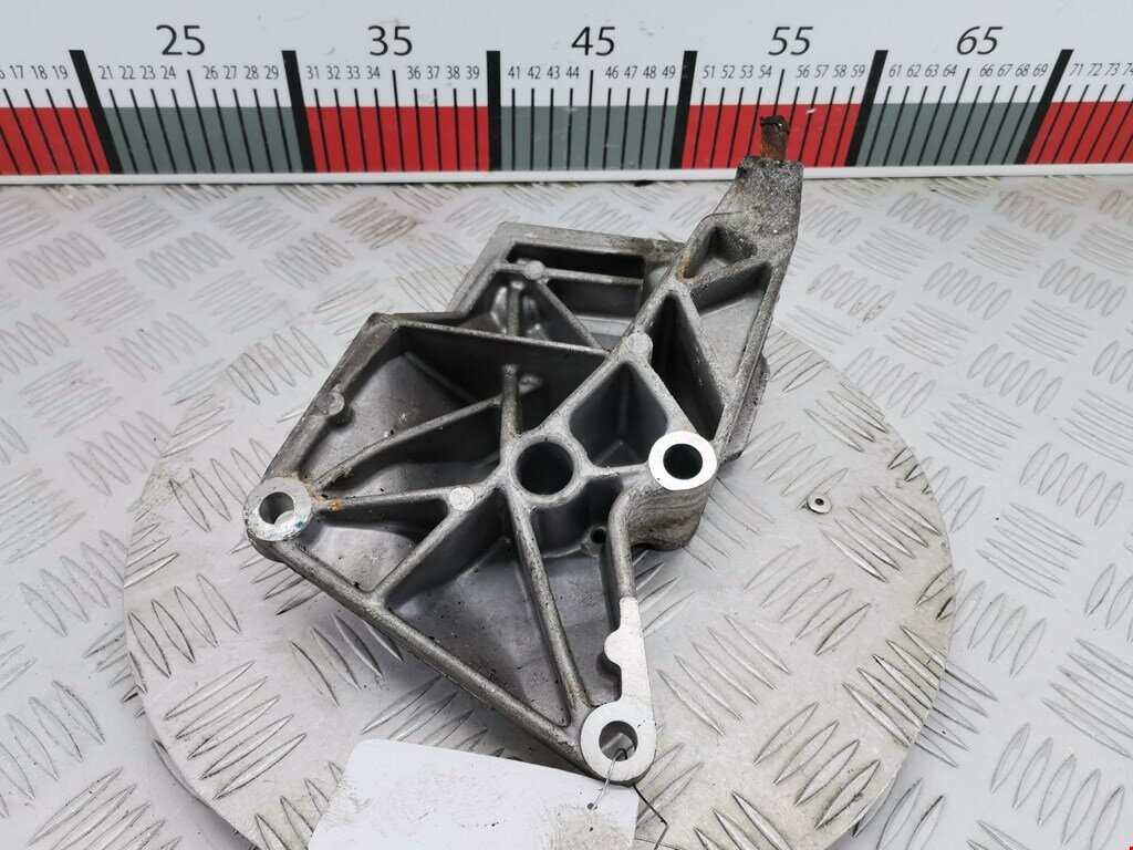 Кронштейн (крепление лапа) двигателя Volkswagen Lupo 030199275B арт. 2030404