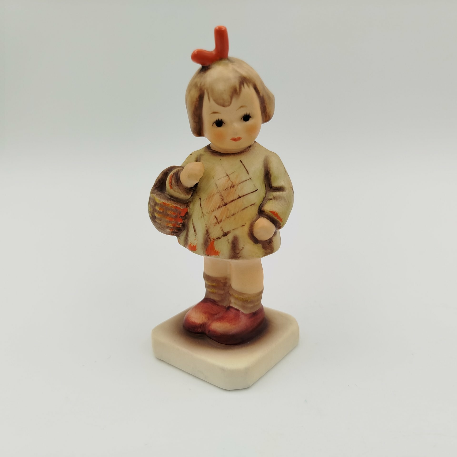 Статуэтка "Я принесла тебе подарок", M.I. Hummel Membership, фарфор, роспись, Goebel