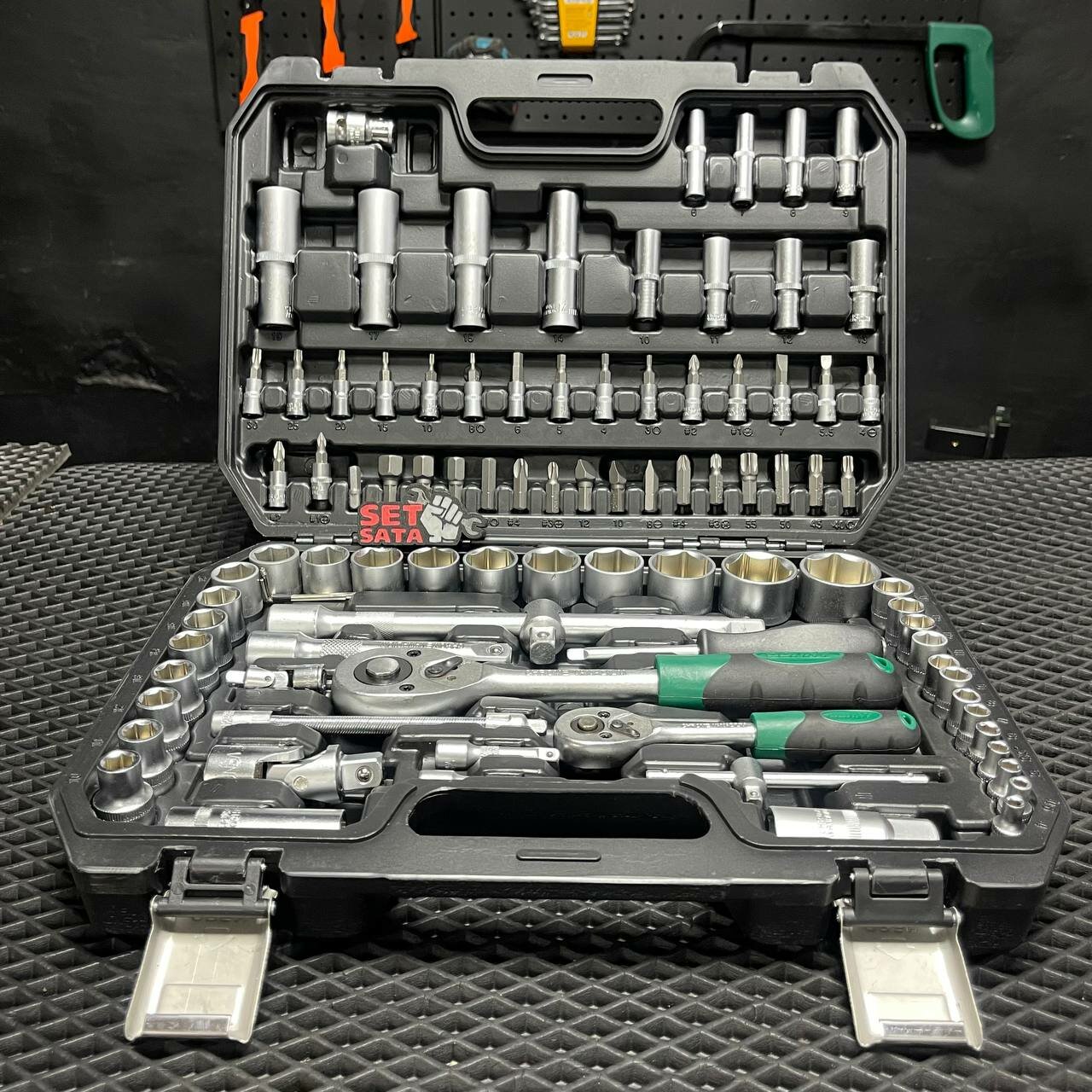 Набор инструментов Волат 1/4 , 1/2 6 граней 94 предмета 18510-94
