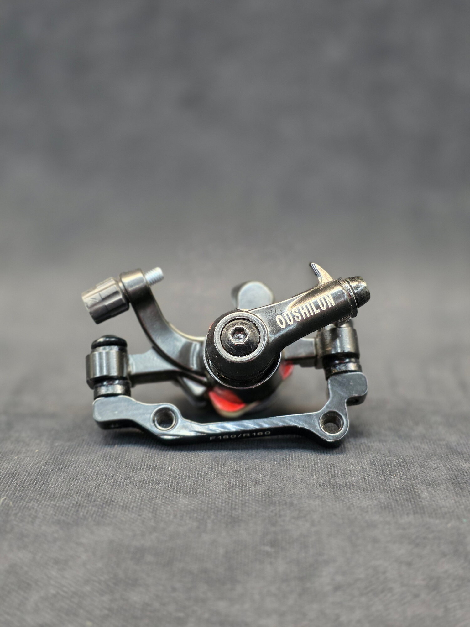 Калипер механический Bolids BB8-5R (суббренд Oushilun), колодки в комплекте, черный, адаптер IS-PM 180/160 мм в комплекте