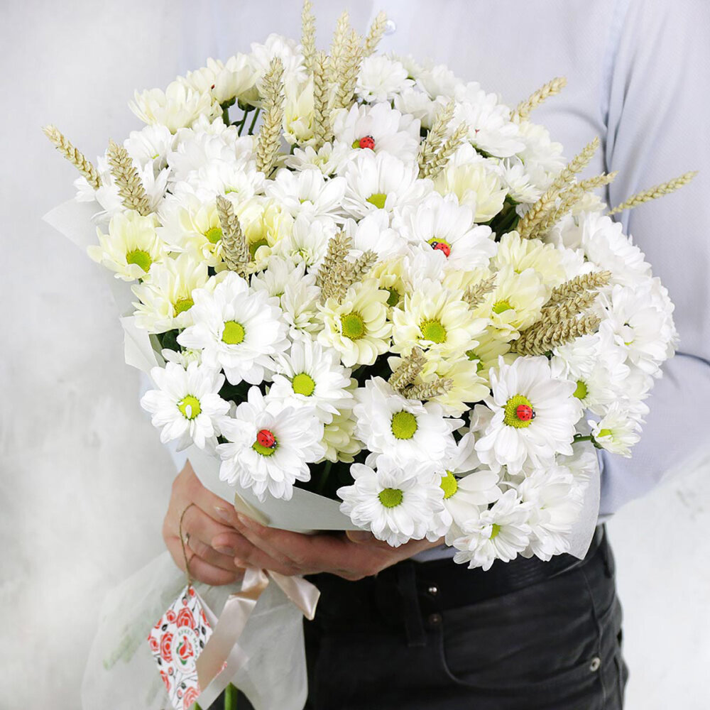 Монобукет "Букет Маркет", хризантемы, пшеница, божья коровка, 55 см