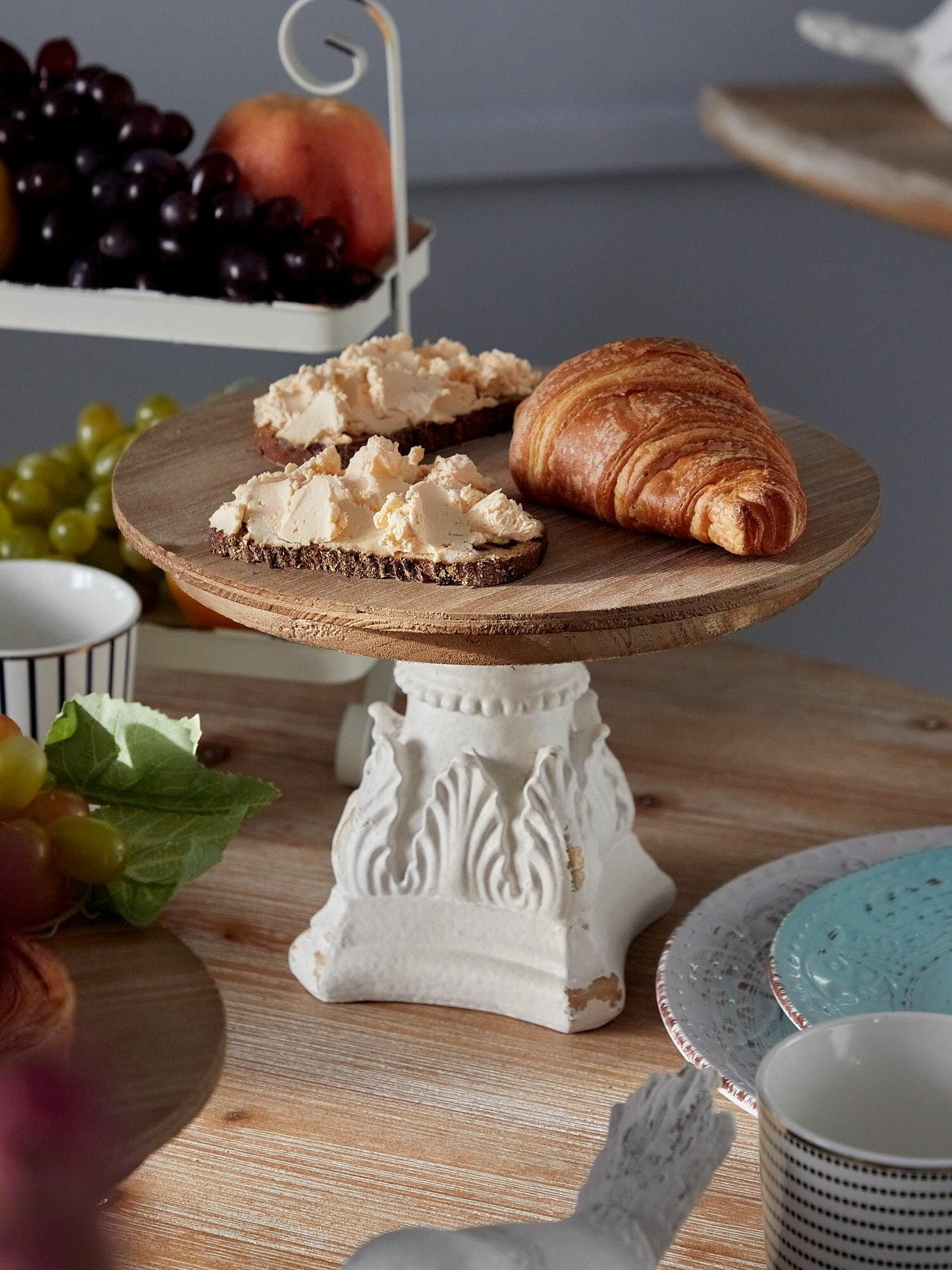 Блюдо Glasar 62-072, на ножке, дерево, полирезина, 27x27x20 см