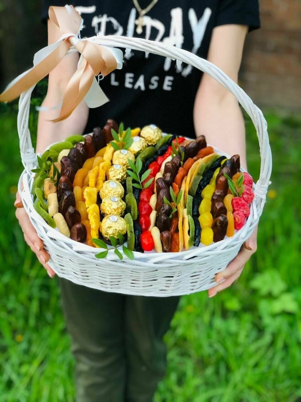 Корзина с сухофруктами