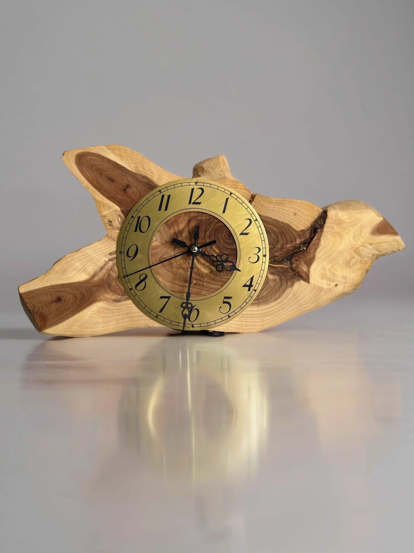 Часы авторские на спиле, 37*21 см, спил можжевельника