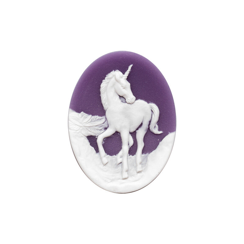 Камея акриловая, 40х30мм, вогнутая, единорог, белый на фиолетовом, 1 шт.