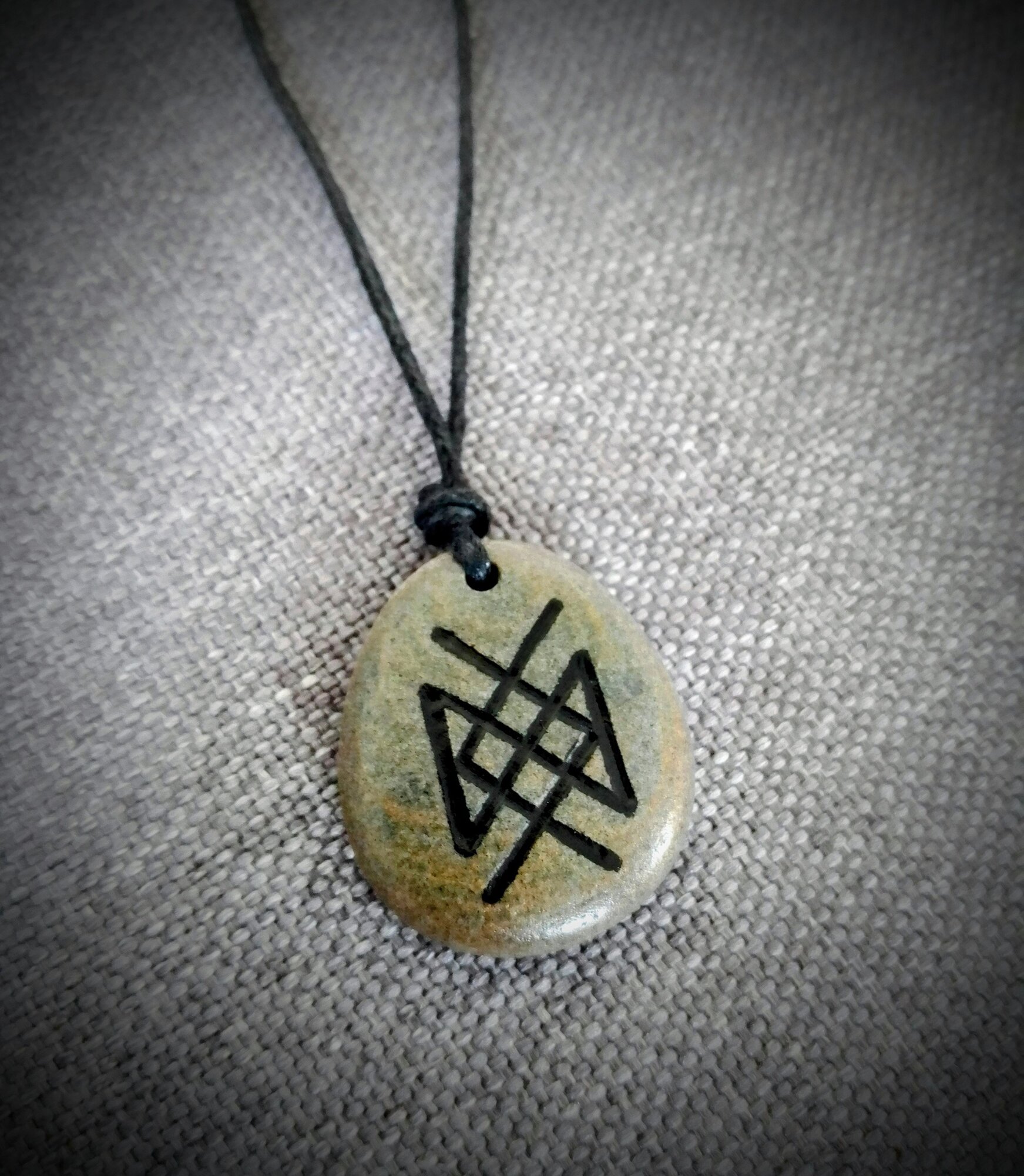 Рунический оберег на здоровье и исцеление (на природном камне) ручная работа.