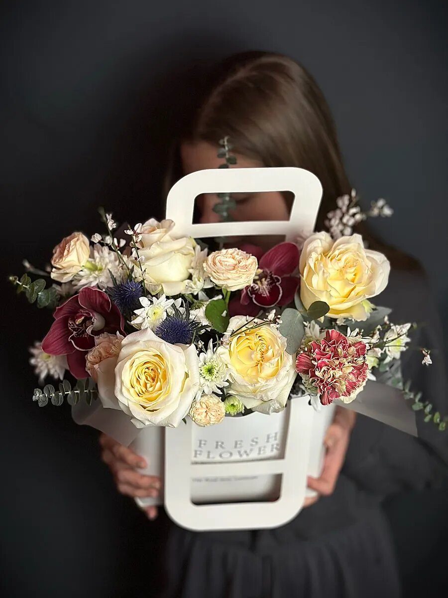 Композиция из живых цветов в сумочке "Презент" с пионовидными розами и орхидеей