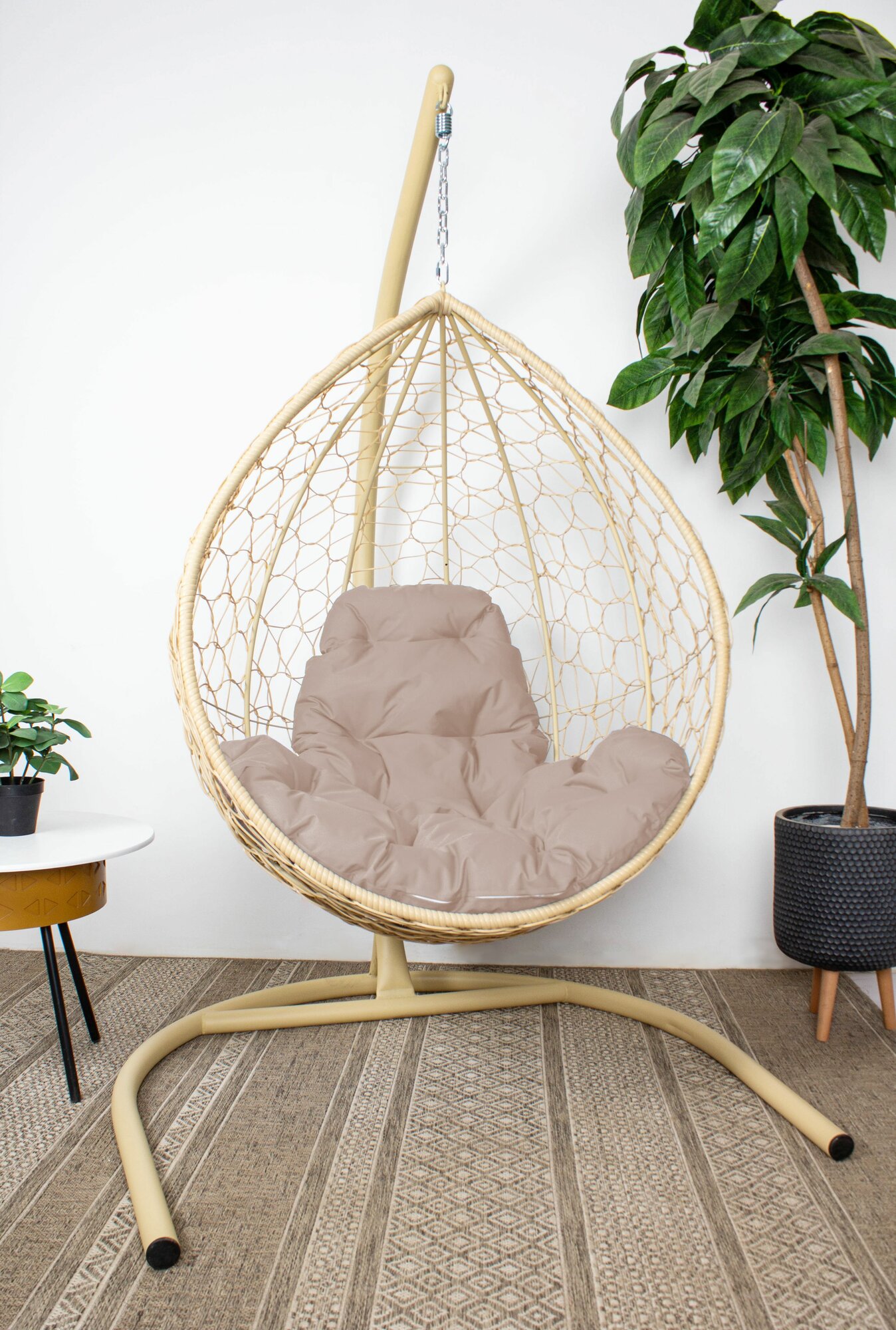 Подвесное кресло капля с ротангом бежевое, бежевая подушка