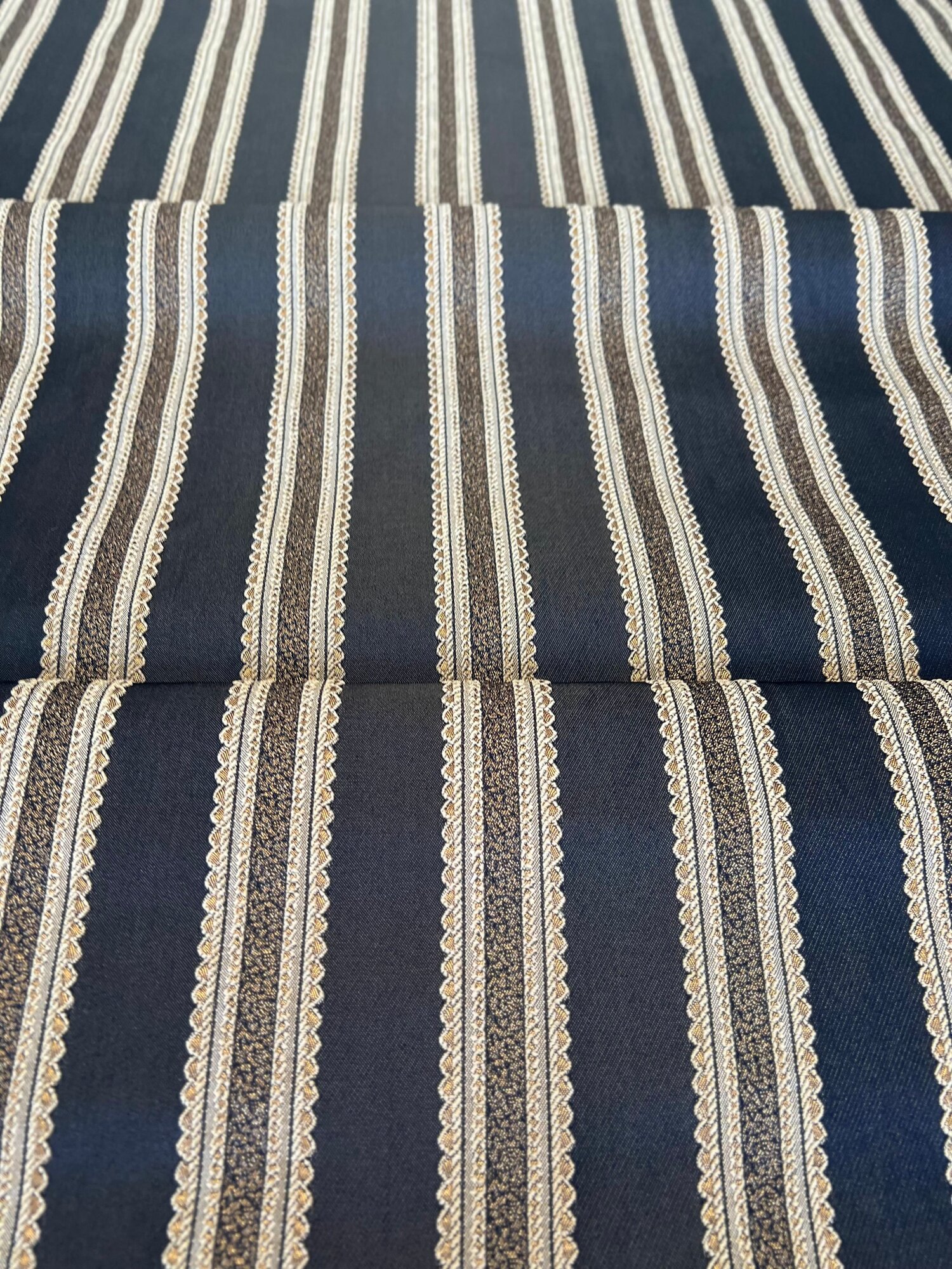 Ткань жаккард Турция ажурная золотая полоса на темно-синем фоне, длина 1м, ширина 1.4м