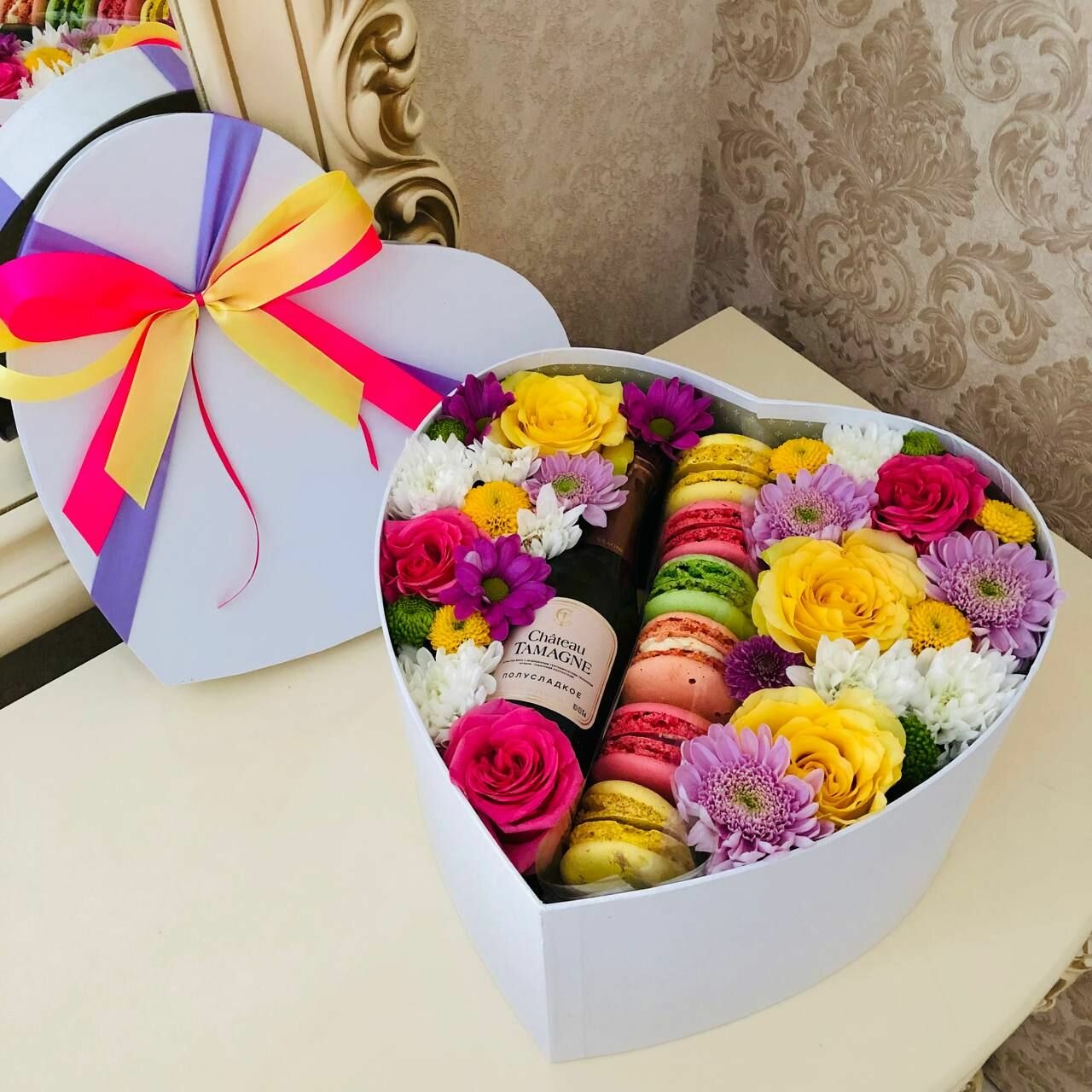 Цветы с пирожными