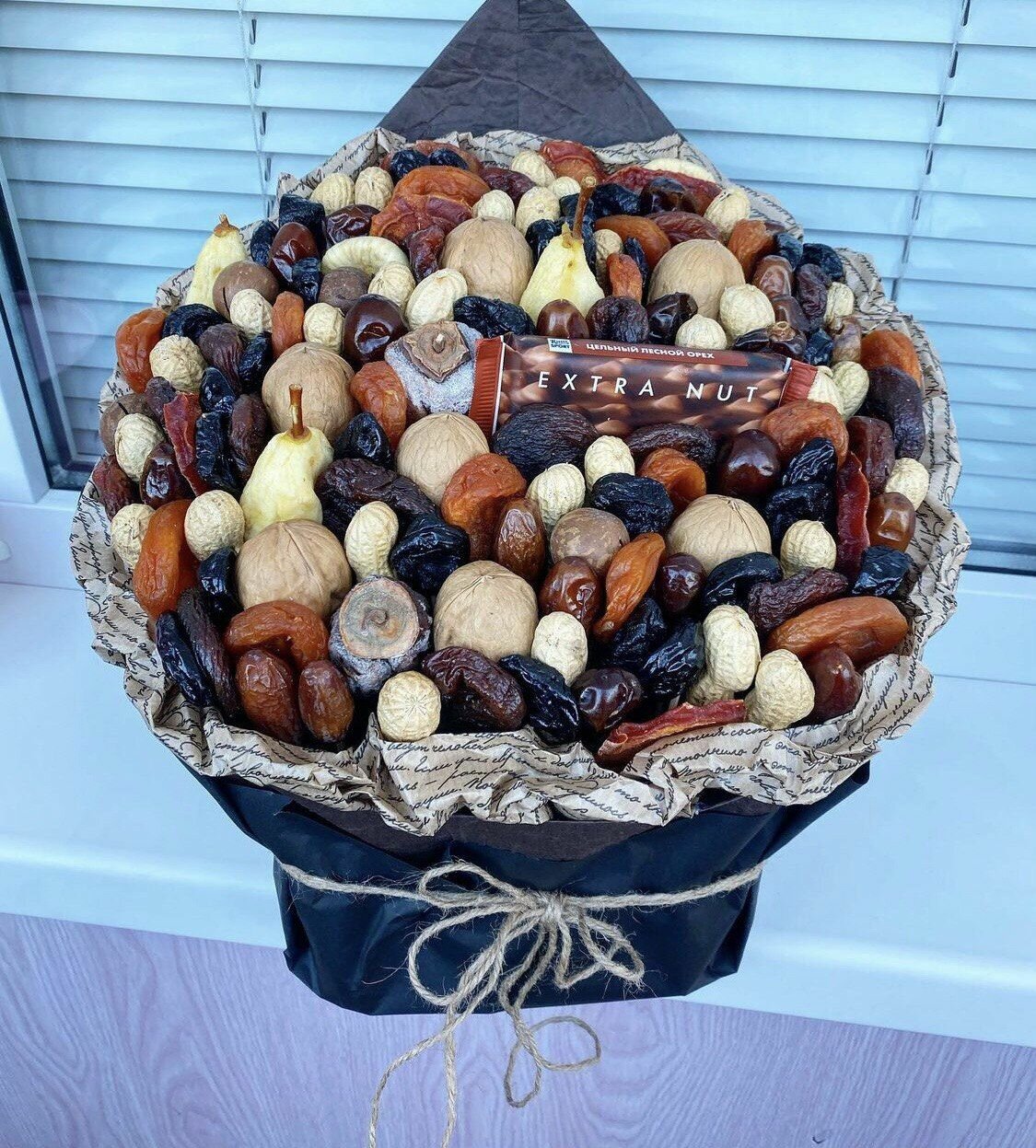 Букет из сухофруктов и орехов для мужчины в конверте. Подарок на Рамадан