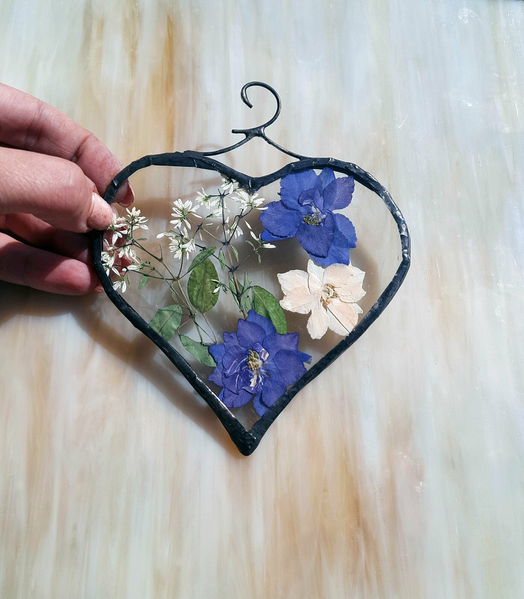 Сердце из витражного стекла с гербарием из цветов. Подвеска на окно, в интерьер. Оригинальный подарок - ловец солнца.