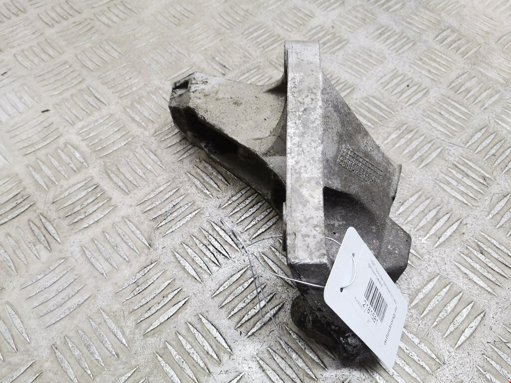 Кронштейн (крепление лапа траверса) кпп Audi A3 8L 1J0199851N арт. 2181581