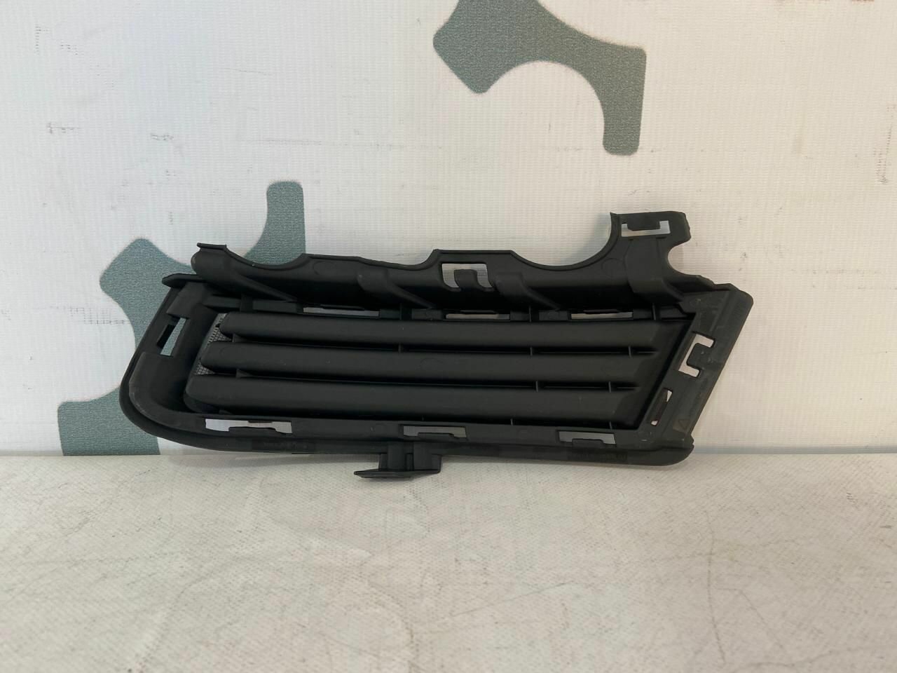 Заглушка противотуманной фары правая VW Golf 7 2013-2020