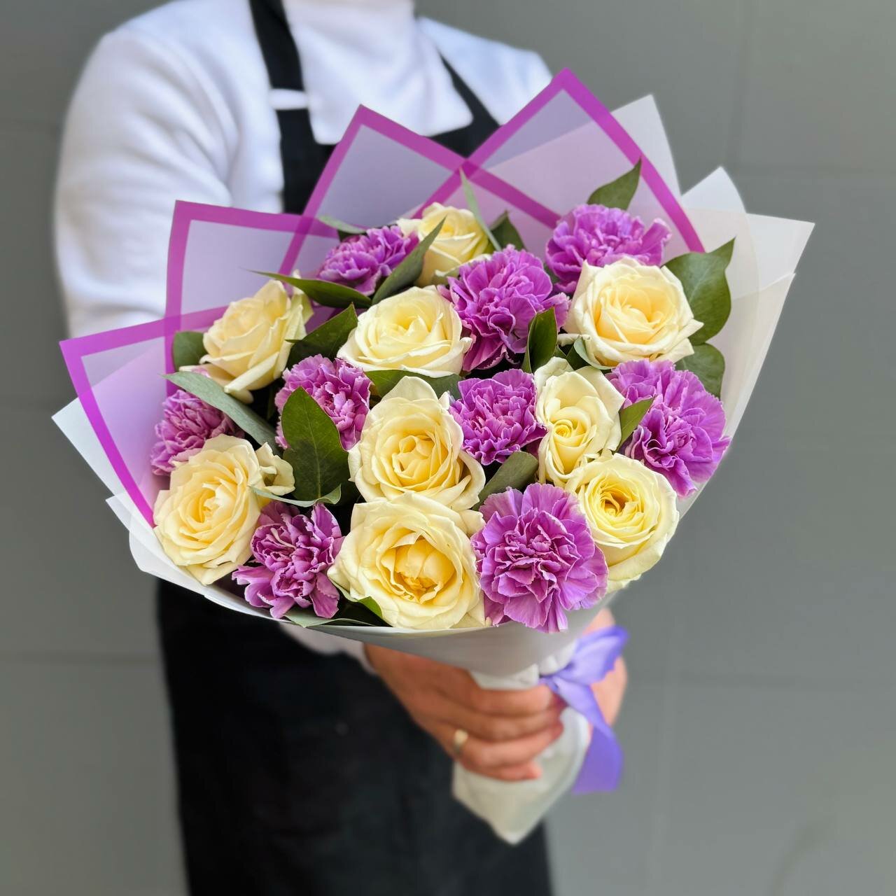 Букет Rybe-Flowers "Ассорти", 40см, 19 цветов, белые розы и сиреневые диантусы