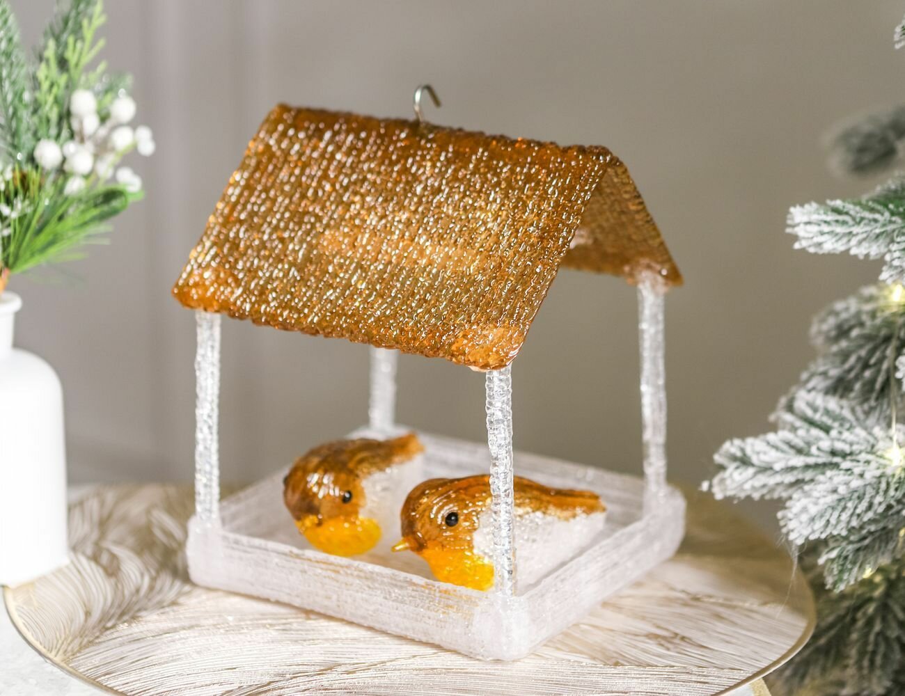 Светящаяся декоративная композиция домик 'гости В саду', акрил, коричневый, 10 холодных белых LED-огней, 23х18 см, таймер, уличная, Koopman International AMC000010-2