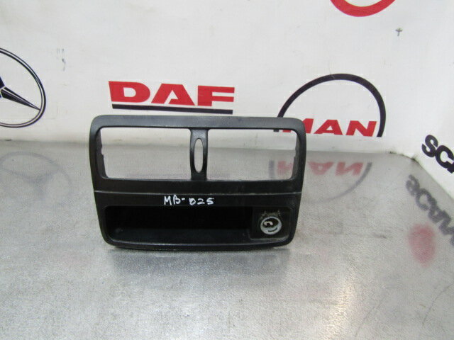 Накладка дефлектора воздушного с вещевым отделением Mercedes Atego, крепление сломано