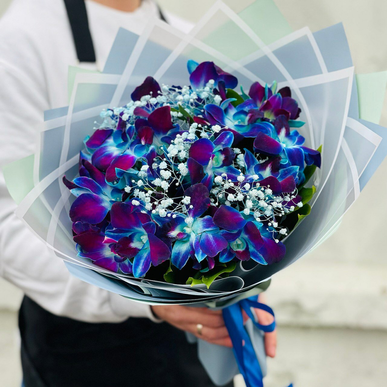 Монобукет Rybe-Flowers, синие орхидеи, с гипсофилами, 31 цветок, M, высота 40 см