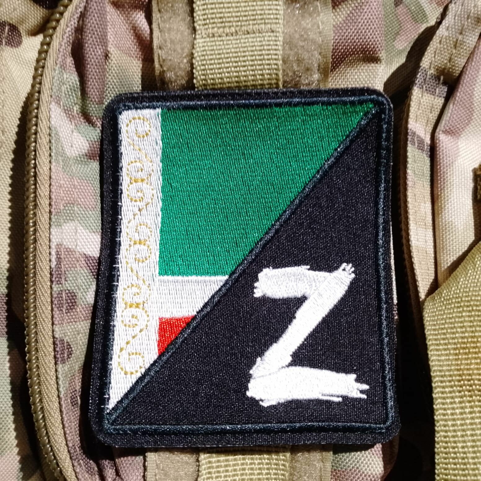 Нашивка-патч Z с флагом Чечня вышитая на липучке 8,5х10 черный