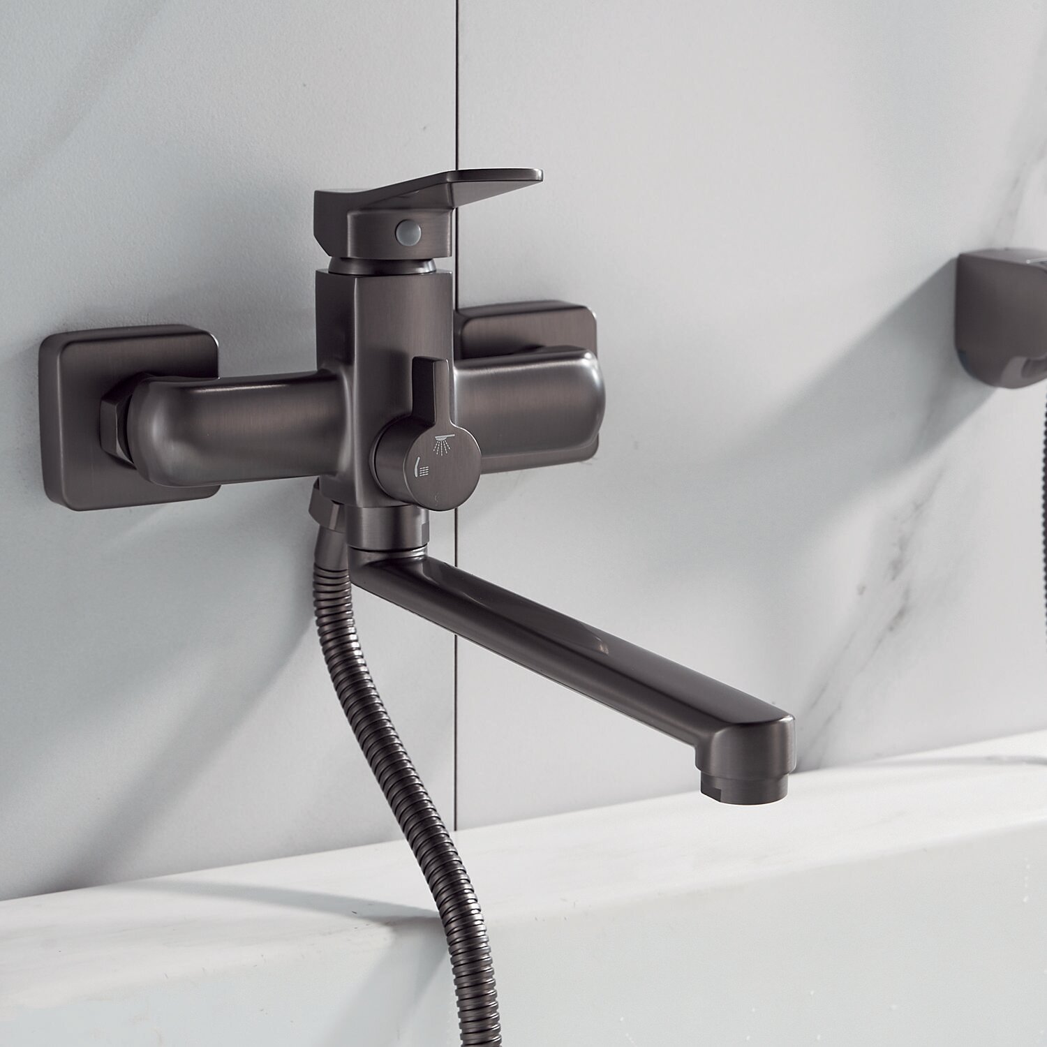 Смеситель для ванной с изливом 25см, оружейная сталь