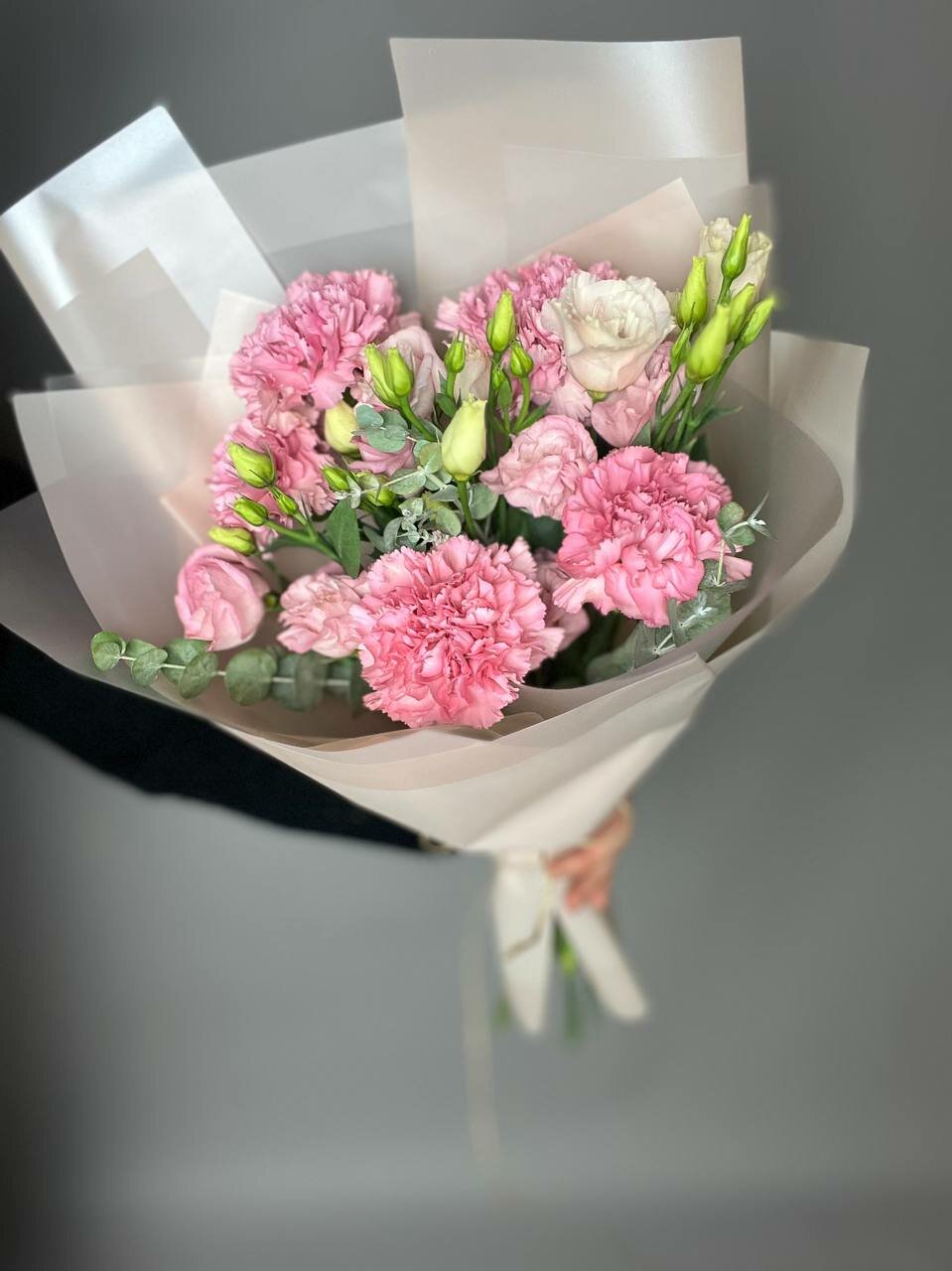 Монобукет из гвоздик и эустом в от бренда Цветология в подарочной упаковке