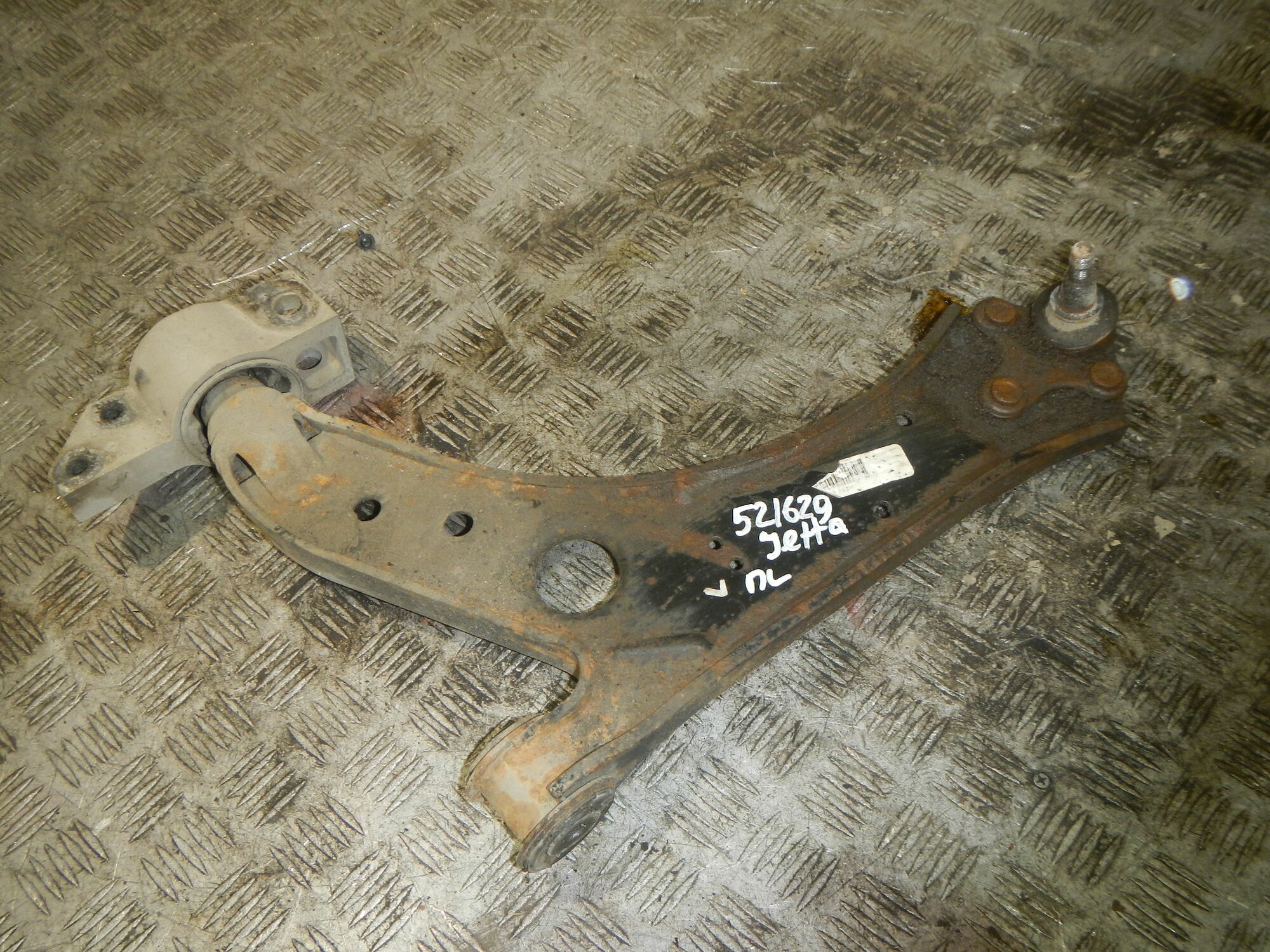 Б/У Рычаг передний левый, Volkswagen (Фольксваген)-JETTA (06-11) VOLKSWAGEN JETTA (06-11) Небольшая коррозия. 521629 VAG...