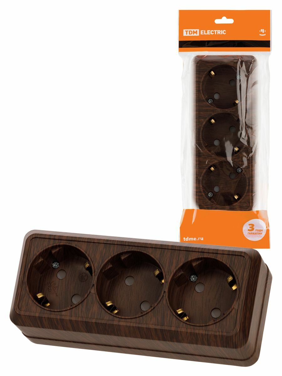 Розетка 3-х местная горизонтальная 2П+3 открытой установки IP20 16A с з/ш бук «Ладога» TDM