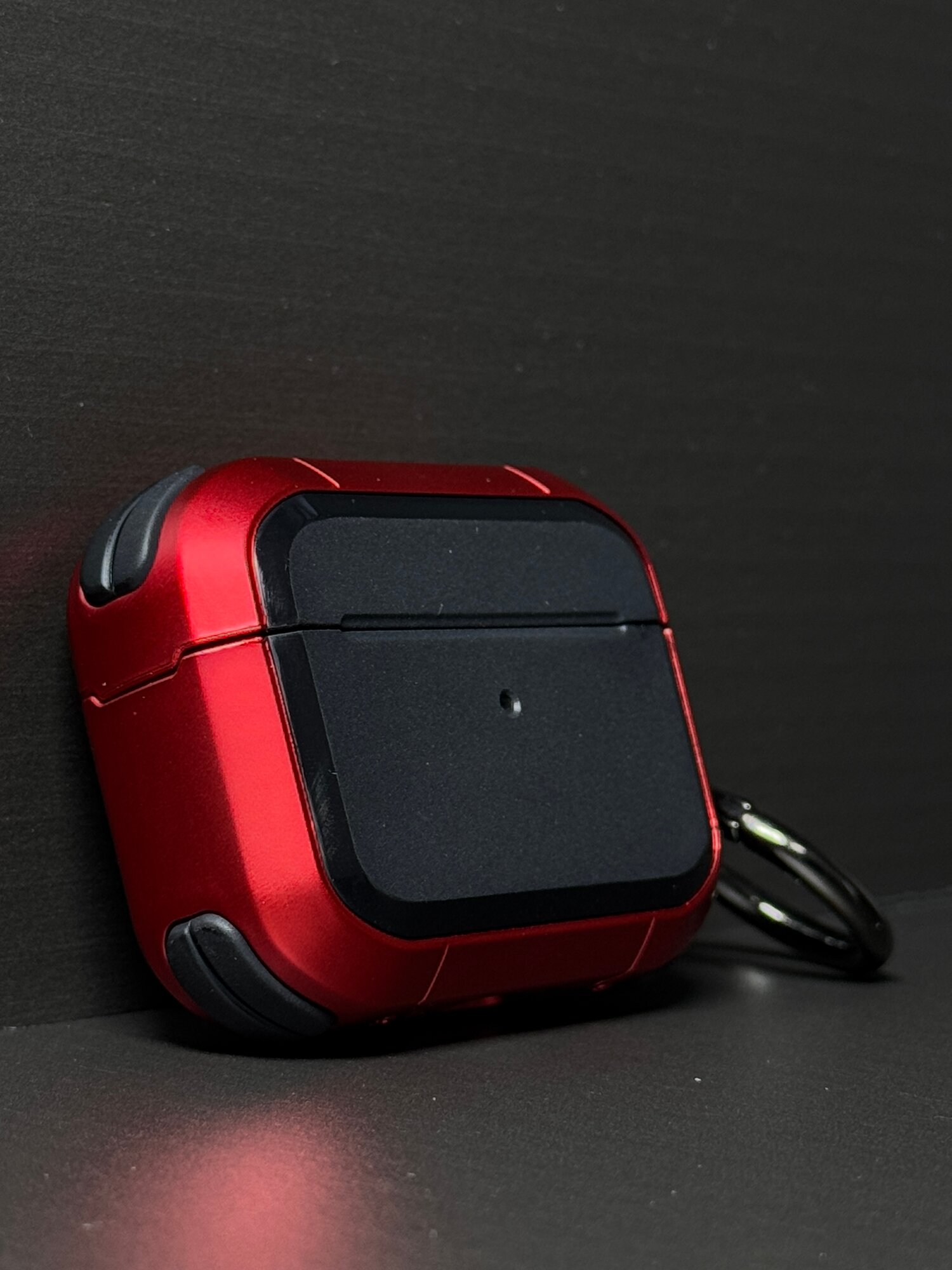 Противоударный чехол Eggshell для наушников Apple AirPods Pro и Airpods Pro 2 с карабином, красный