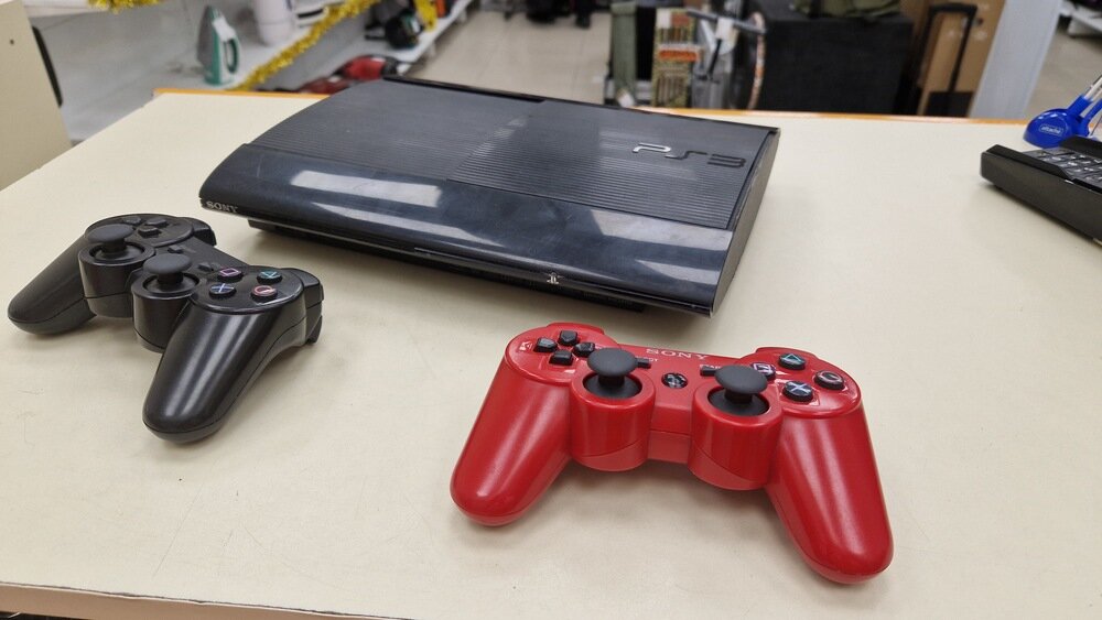 Игровая консоль Sony PlayStation 3, 500GB, 2 геймпада НЕ оригинальных, прошитая,не обновлена Б\У уценка