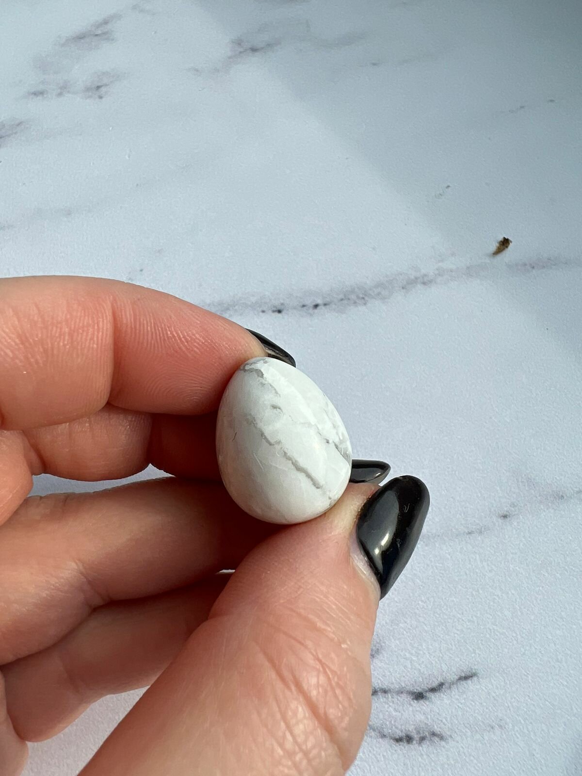 Сувенир на Пасху "Яйцо" из натурального камня Говлит, 22х18 мм.