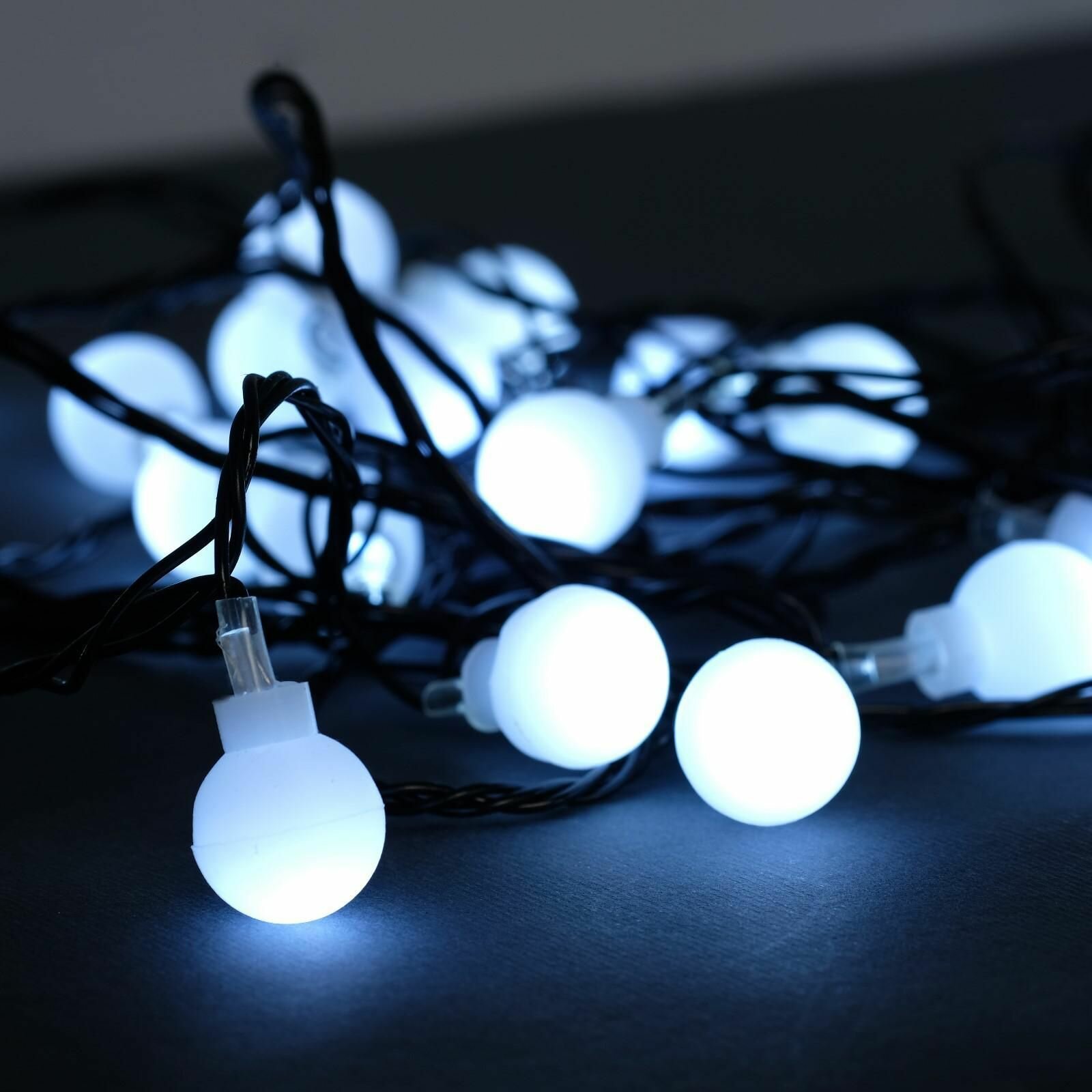 Гирлянда интерьерная светящаяся "Нить" 5 м с насадками "Шарики белые", IP20, тёмный шнур, 30 LED, свечение белое, 8 режимов, работает от сети, 220 В, декоративная новогодняя электрогирлянда для украшения дома и на елку, праздничный декор на новый год
