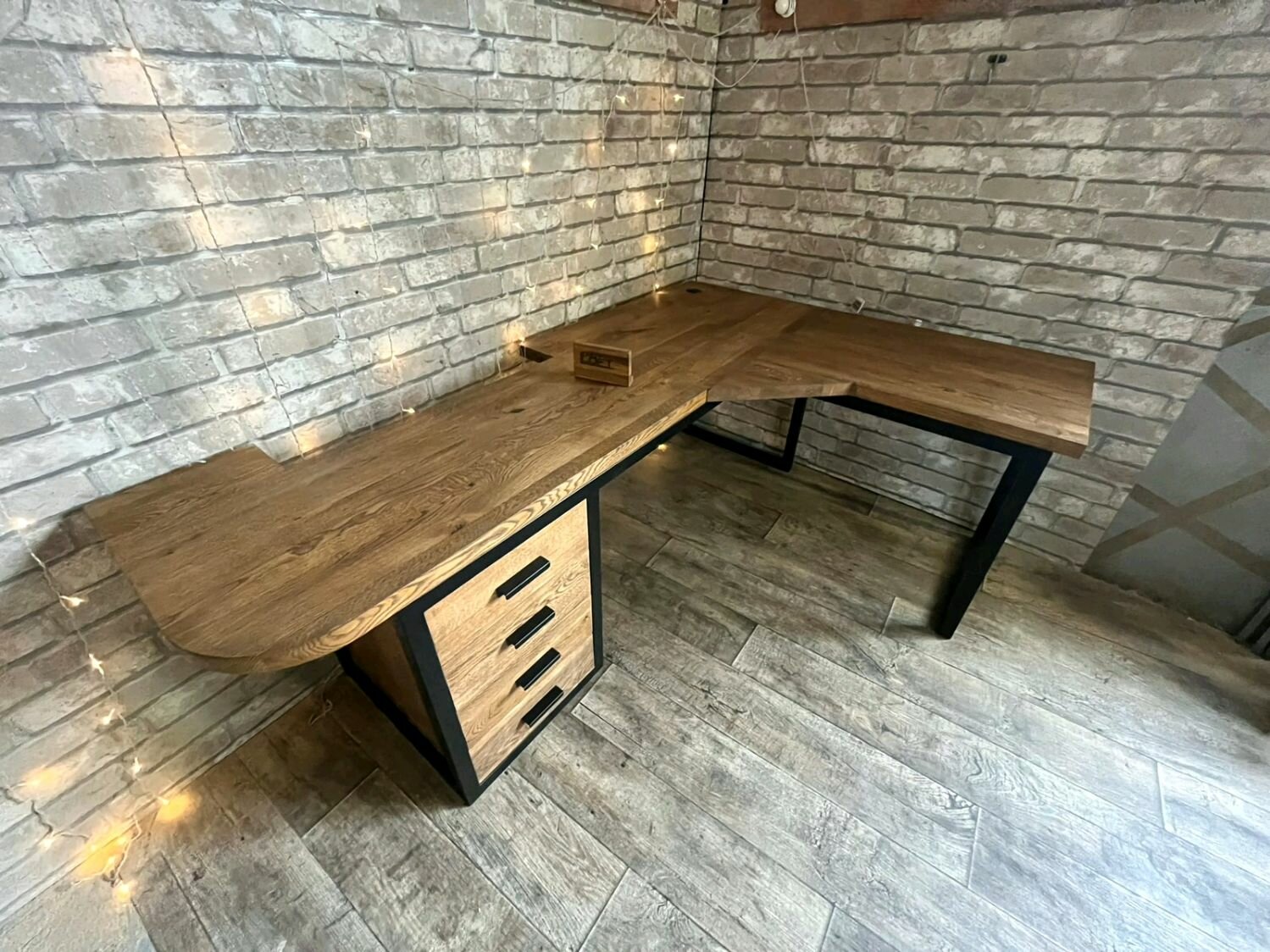 Угловой письменный стол лофт Boss L-61, для дома и офиса, с размерами 150х75х100 см