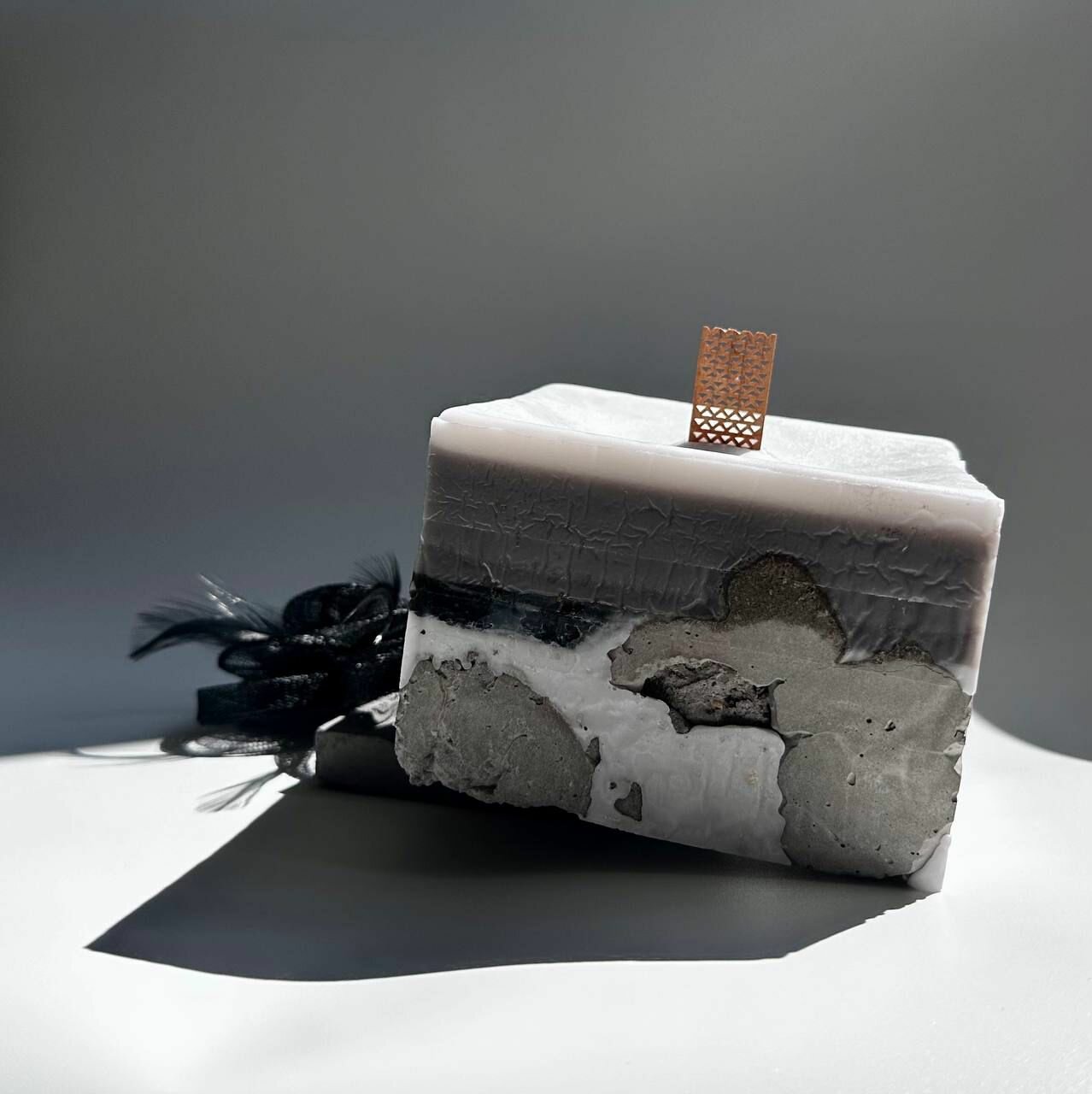 Интерьерная свеча Just today "Бетонное Основание" 13х10 см, 40 часов горения, 1 упаковка