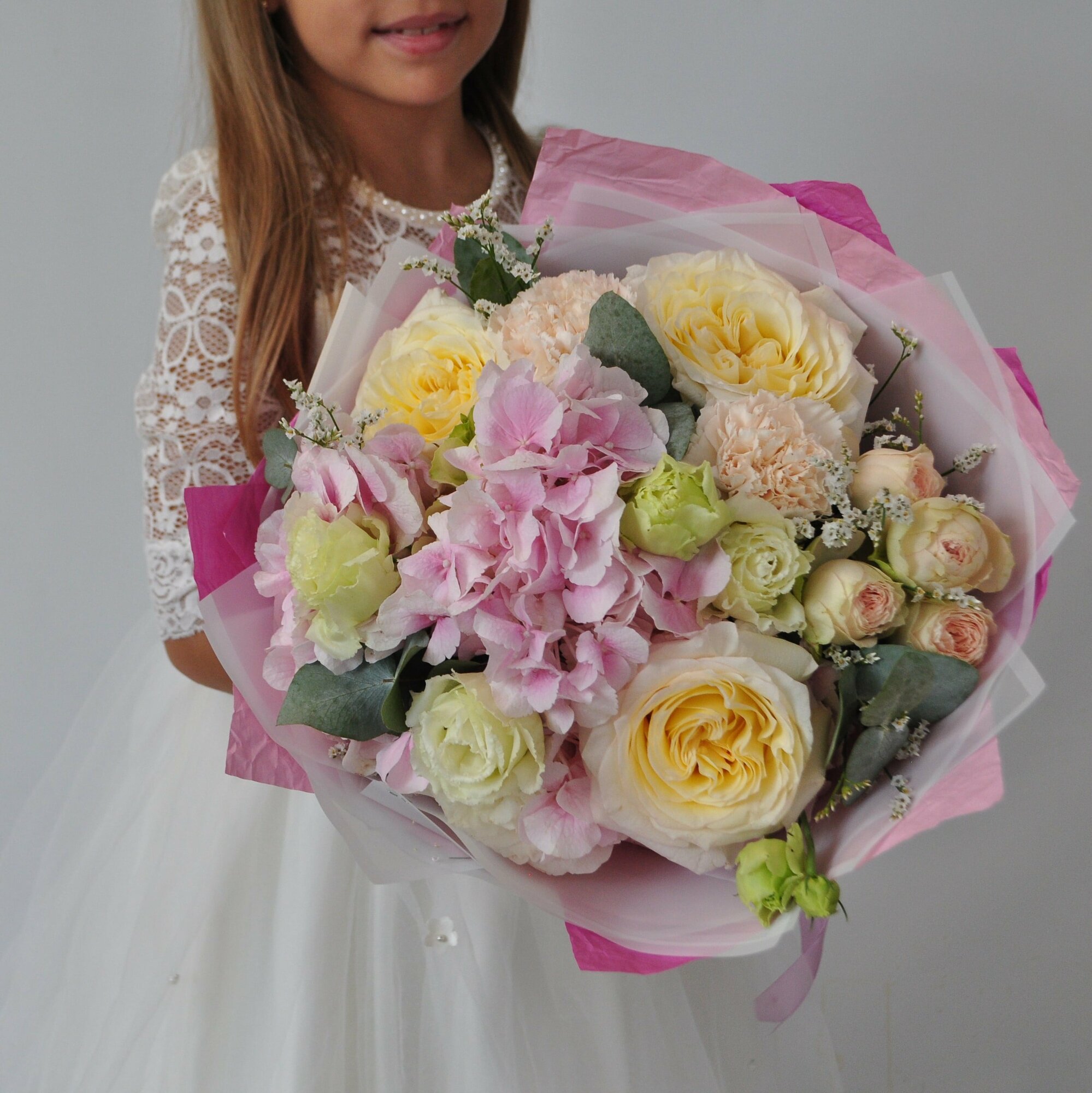 Букет для девочки Гортензия и пионовидные розы «Облачко нежности»