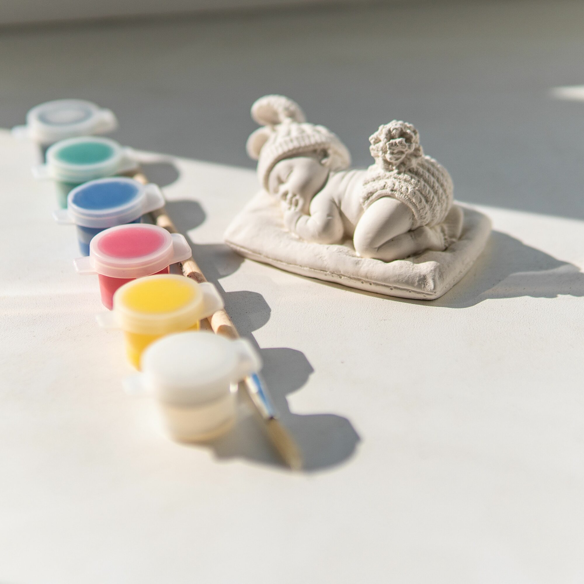 Статуэтка "Младенец на подушке", гипс, ручная работа, с красками, 8,1х5х3,6 см