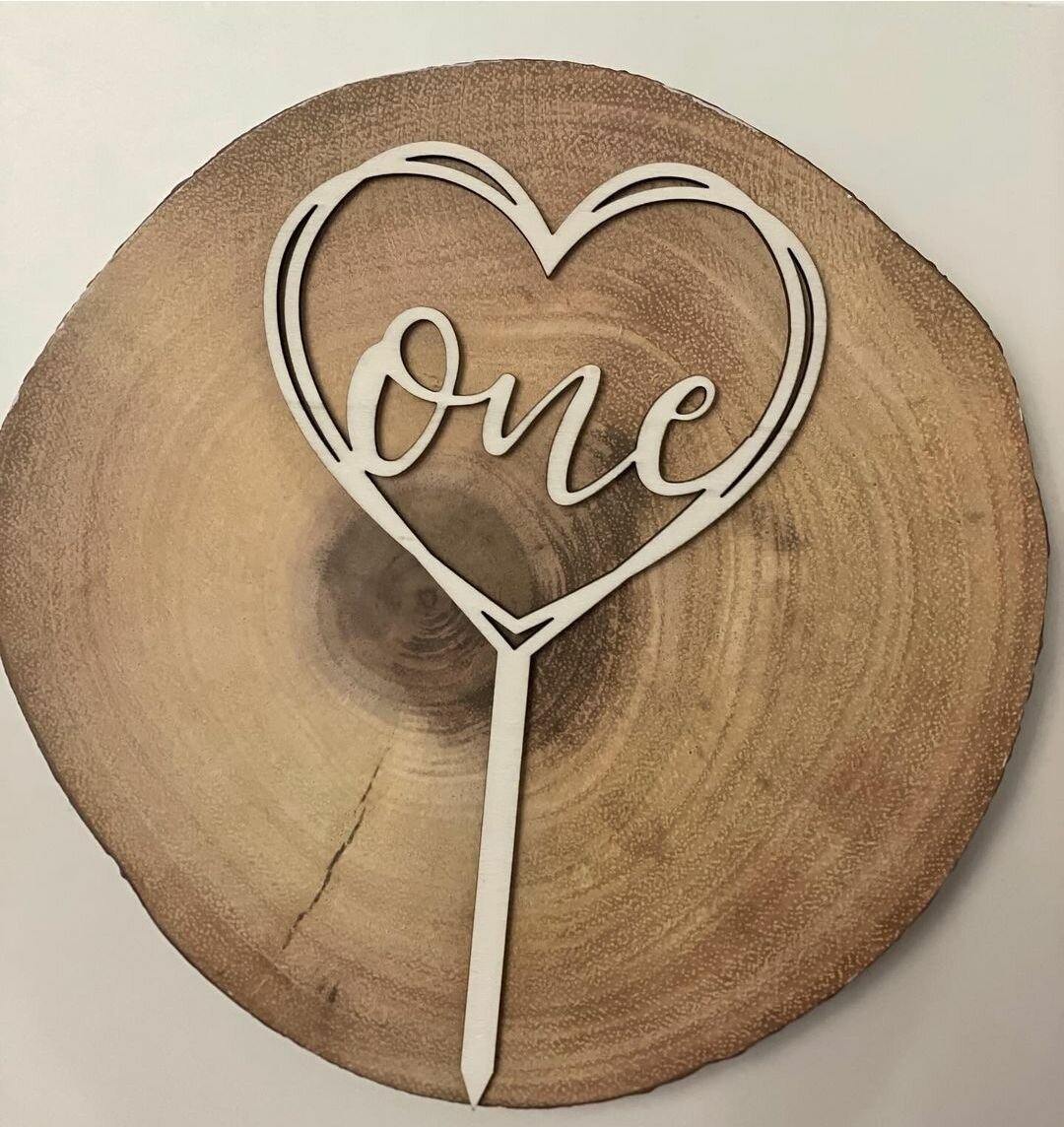 Топпер на торт/ годик малышу, на 1 год, деревянный безопасный, надпись One в сердечке