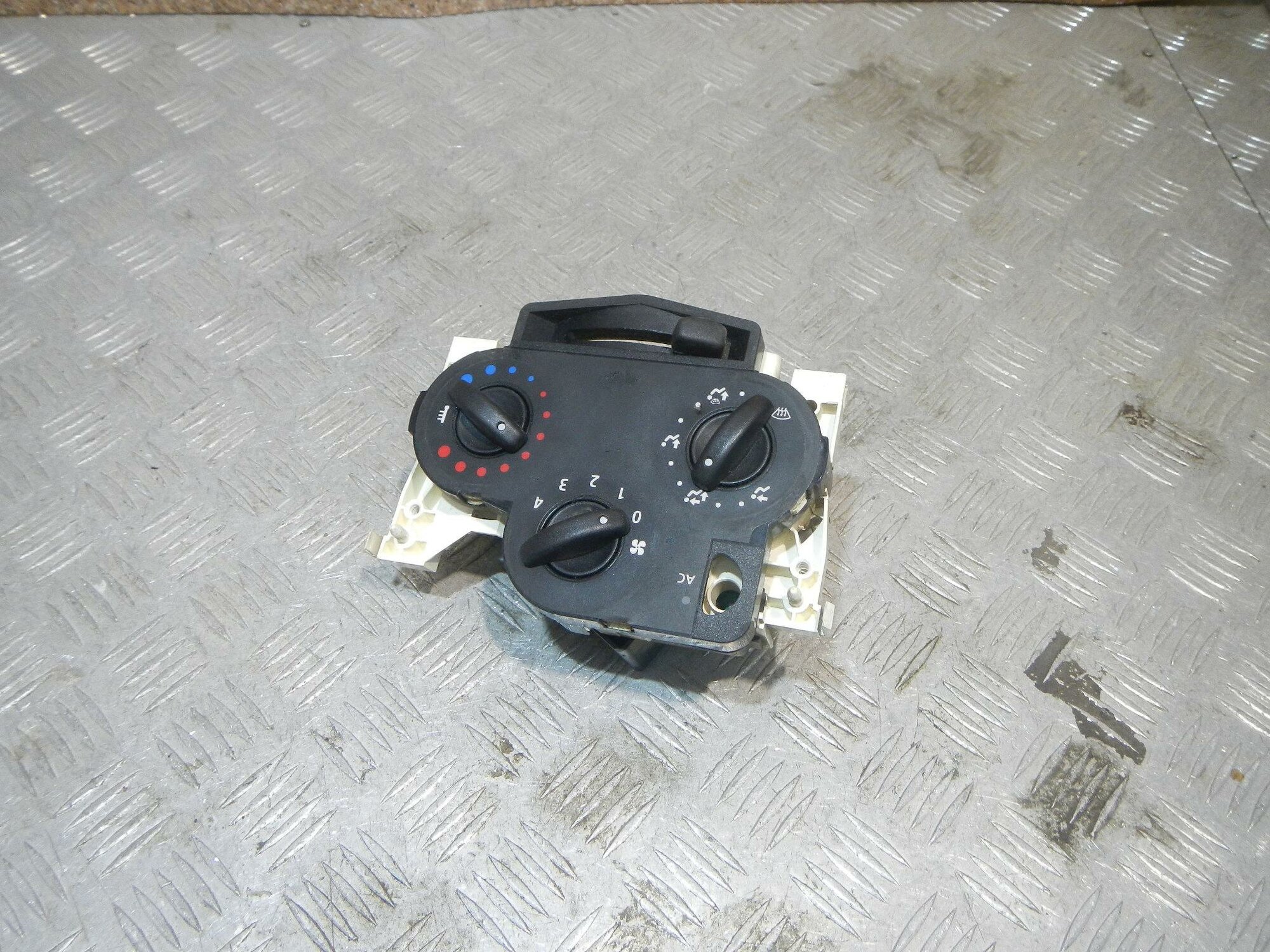 Б/У Блок управления климатической установкой, Renault (Рено)-LOGAN (05-) RENAULT LOGAN (05-) Царапины. 434312 RENAULT ар...