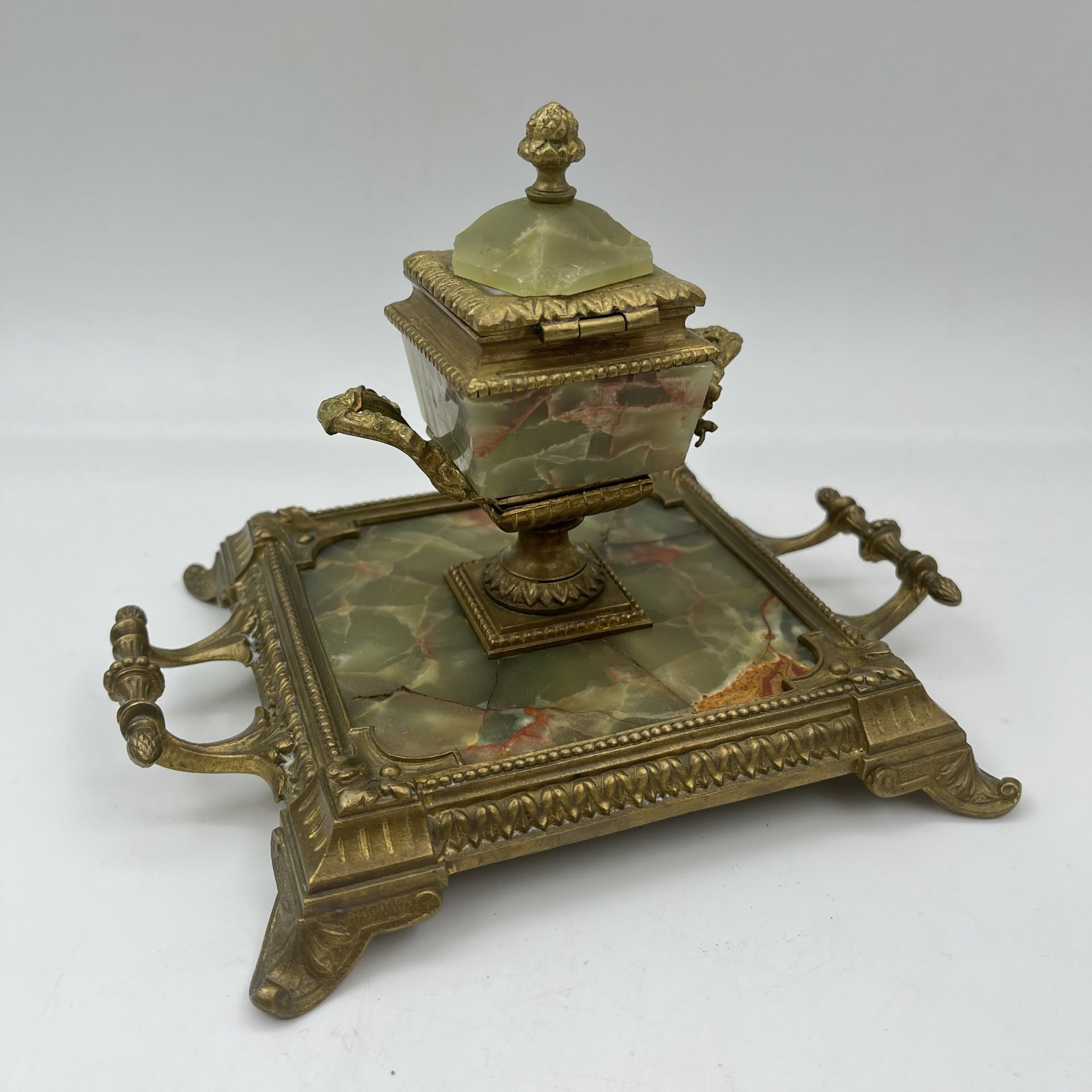 Чернильница в форме вазона на квадратном основании с ручками и орнаментальным декором