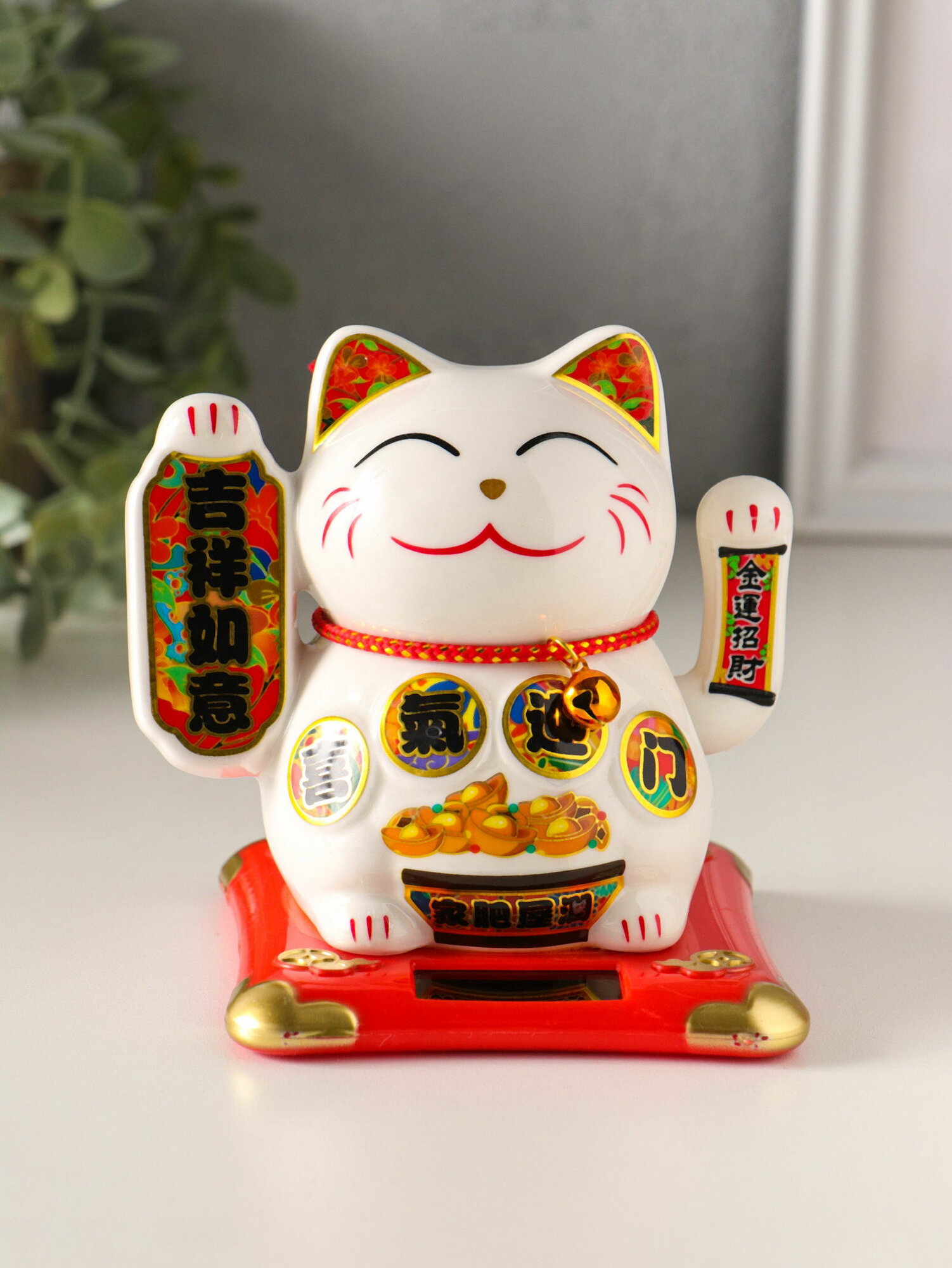 Маятник настольный антистресс от солнечной батареи "Манэки-нэко с золотыми слитками", керамика, 10x11x10.8 см