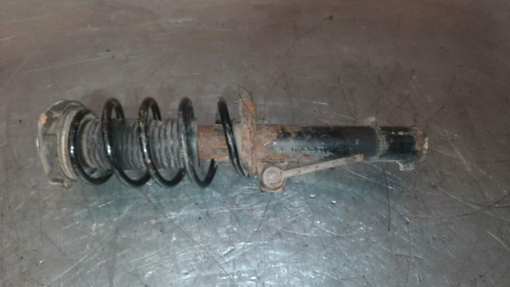 Стойка амортизатора передняя левая Volkswagen Passat B6 2005