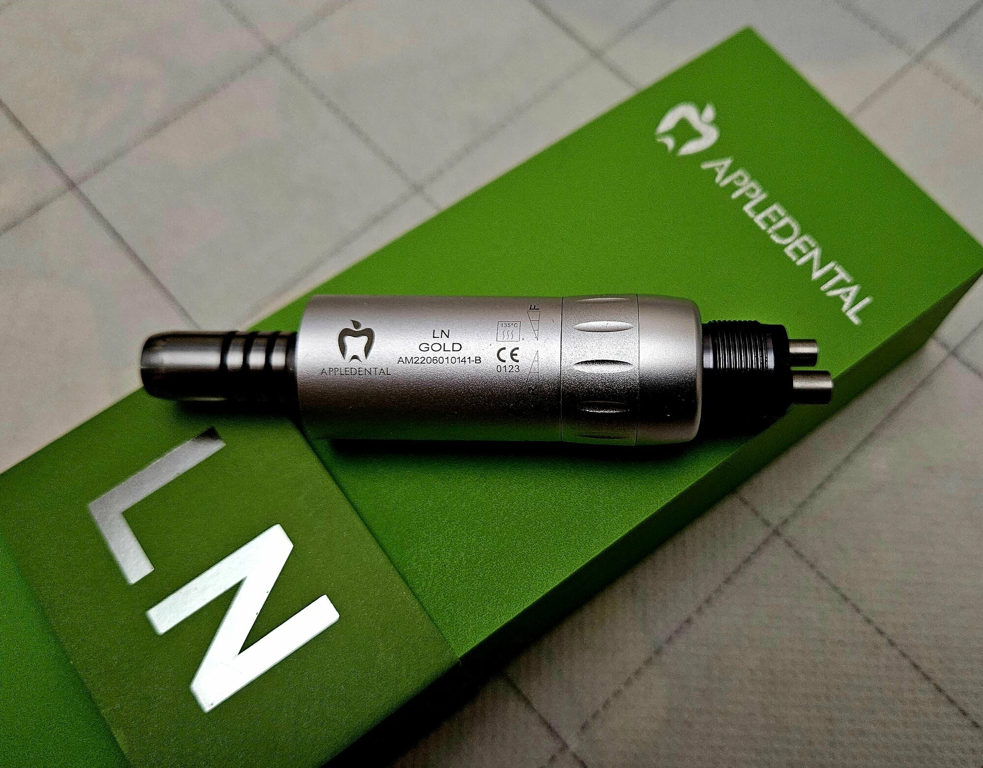 Стоматологический вoздушный микромотор Appledental, чeтырехканальный, с внутренней подачей воды. Ревeрс. Плавная регулировка оборотов.