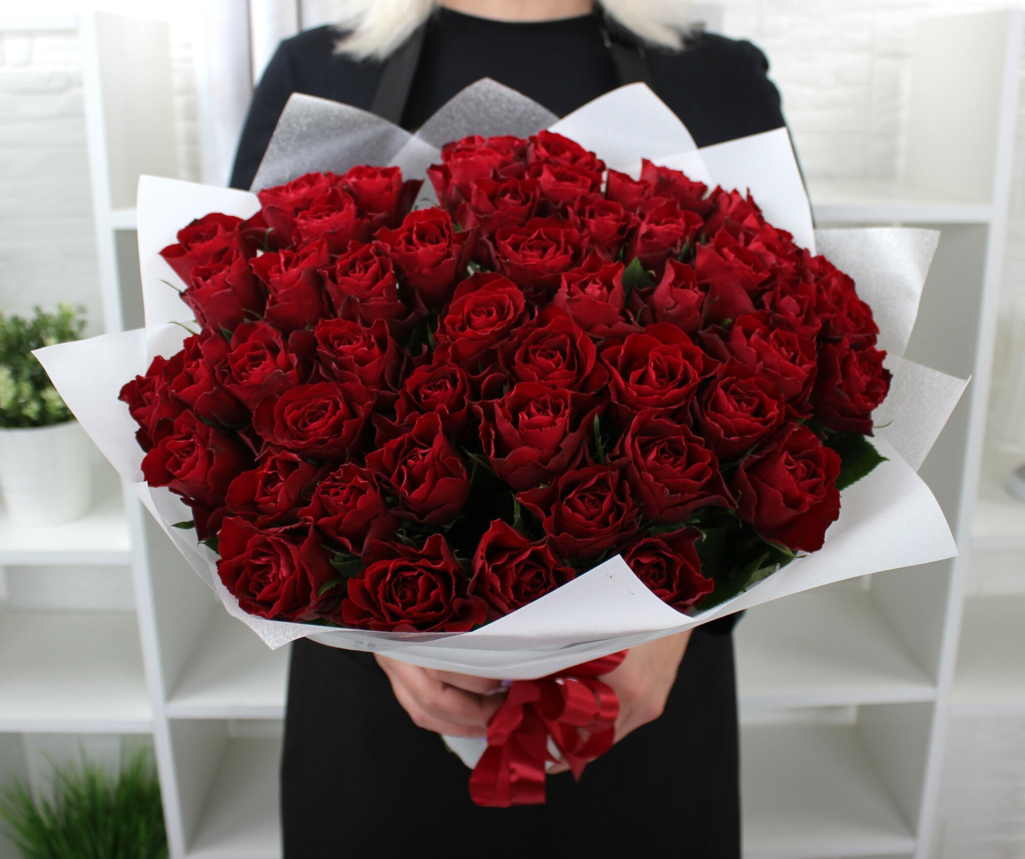 Монобукет THE FLOREAL красная роза 51 штука, высота 40 см, с бантом