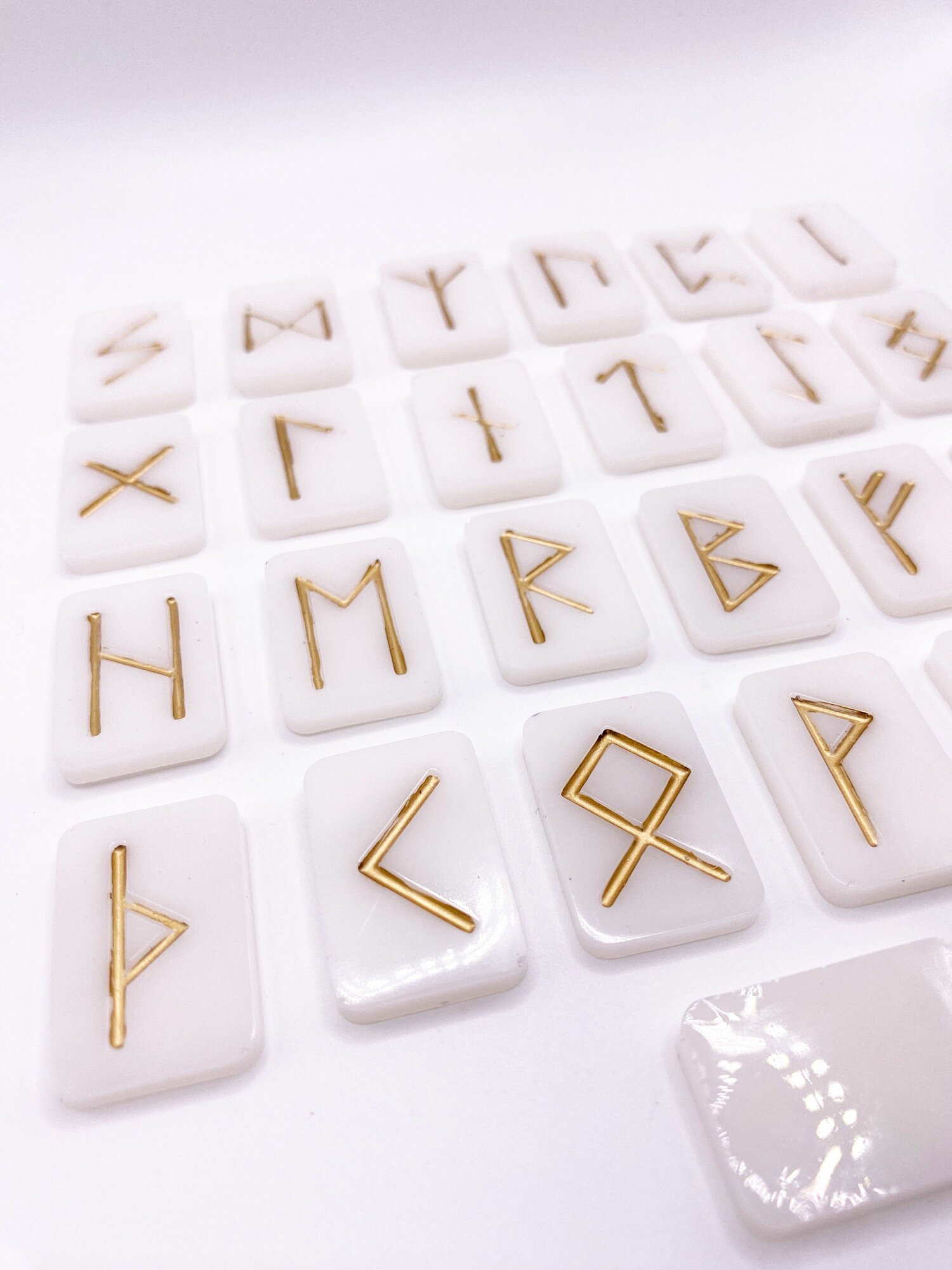 Руны Эзотерик "Скандинавские", эпоксидная смола, белые