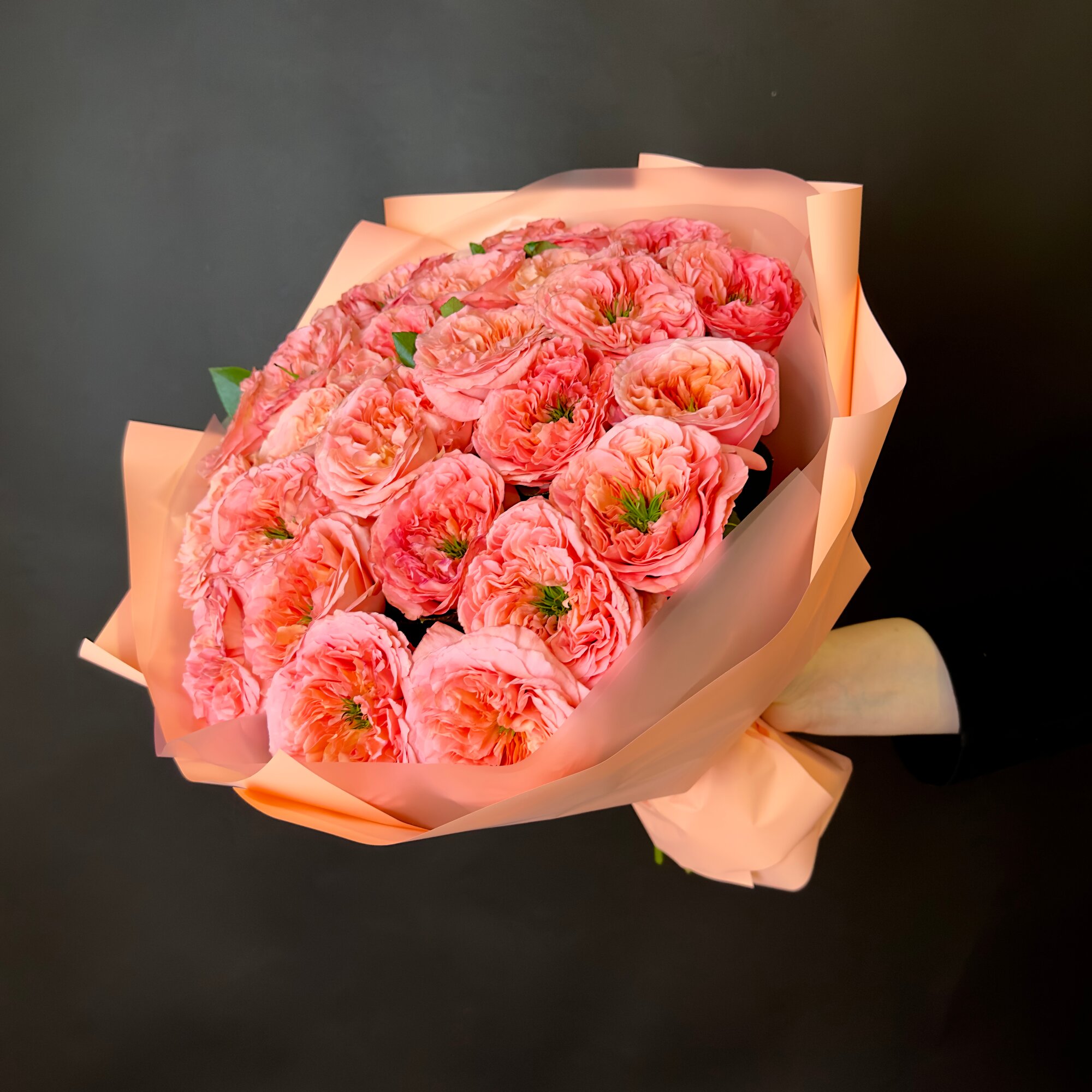 Букет цветов из 25 пионовидных эквадорских роз Мандарин Экспрешн