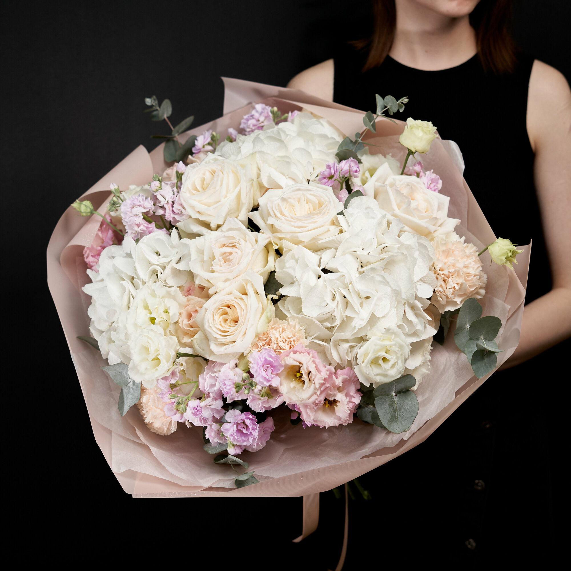 Большой букет живых роз с белыми гортензиями в пышной подарочной упаковке
