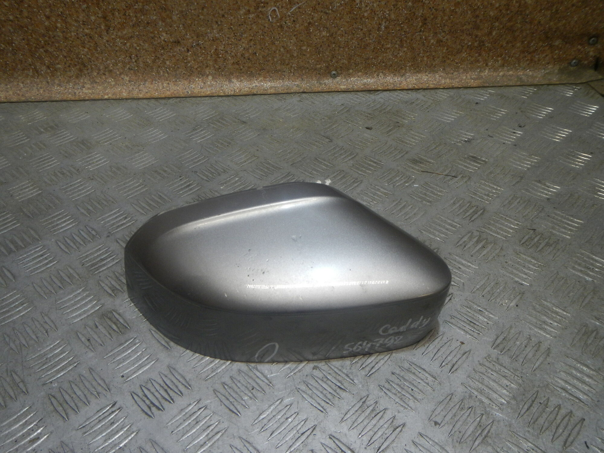 Б/У Крышка зеркала правая, Volkswagen (Фольксваген)-CADDY (16-) VOLKSWAGEN CADDY (16-) Небольшая трещина. 564792 VAG арт...